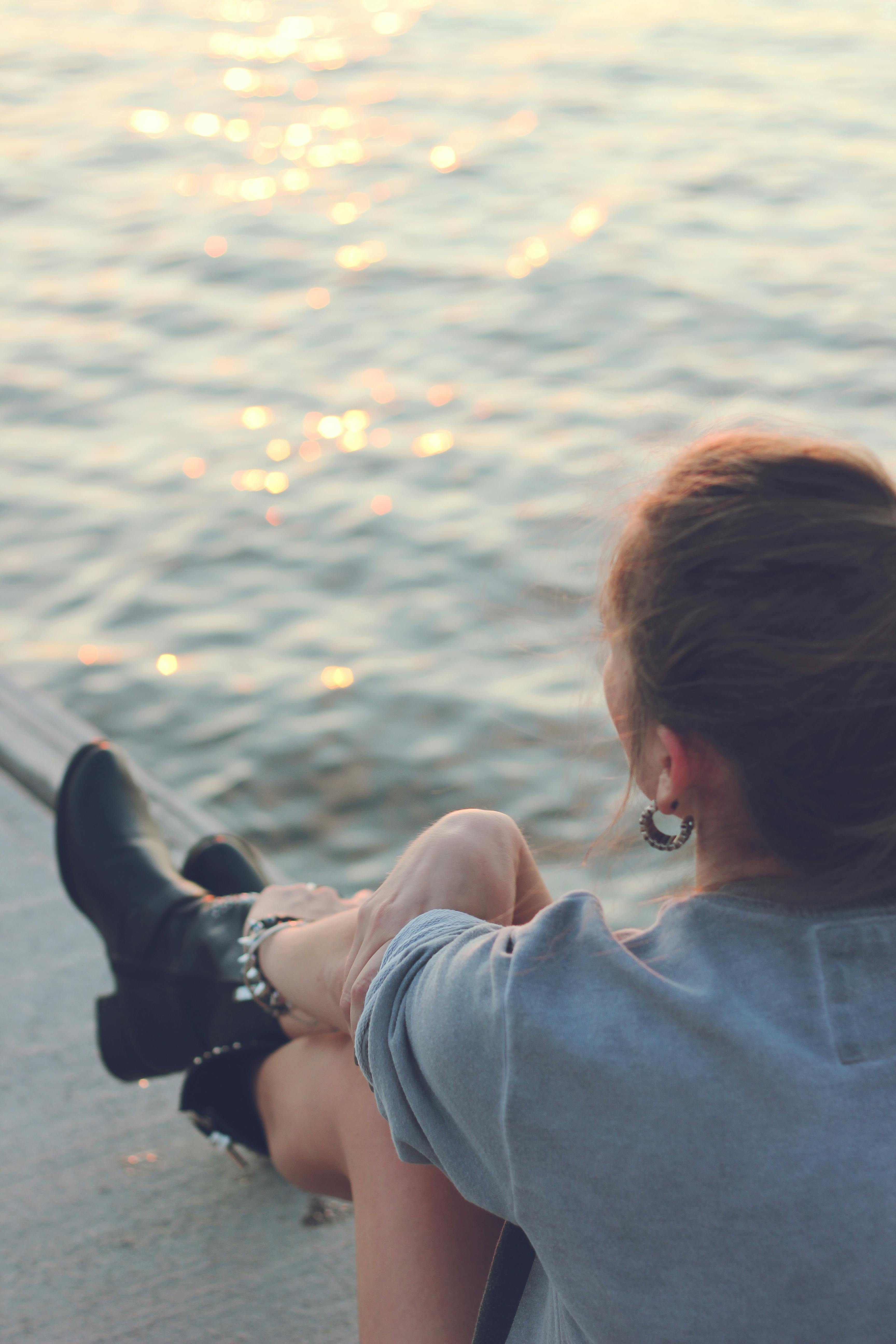 Girl at the water · Free Stock Photo
