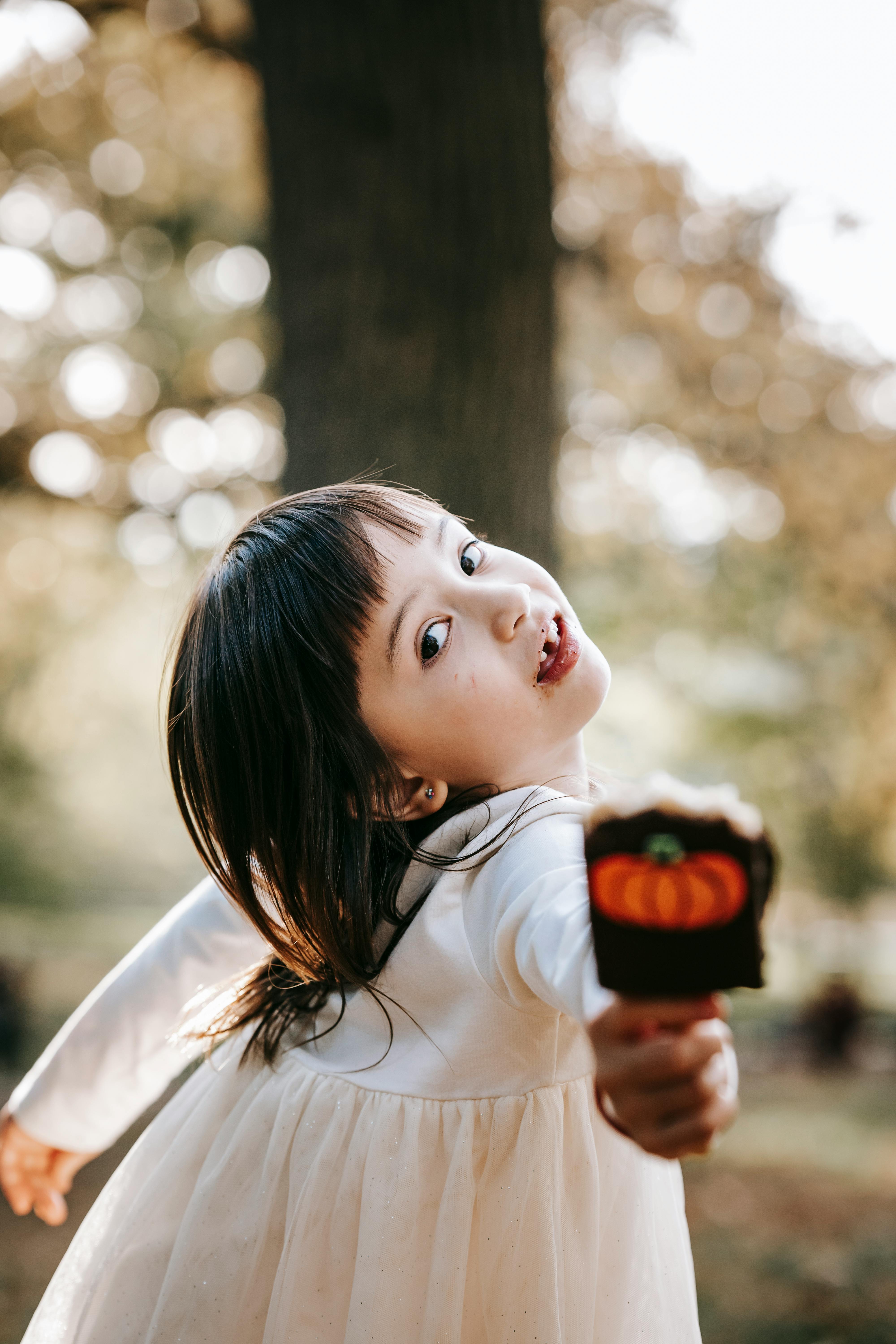 Ruhiges Kleines Mädchen Mit Süß · Kostenloses Stock Foto