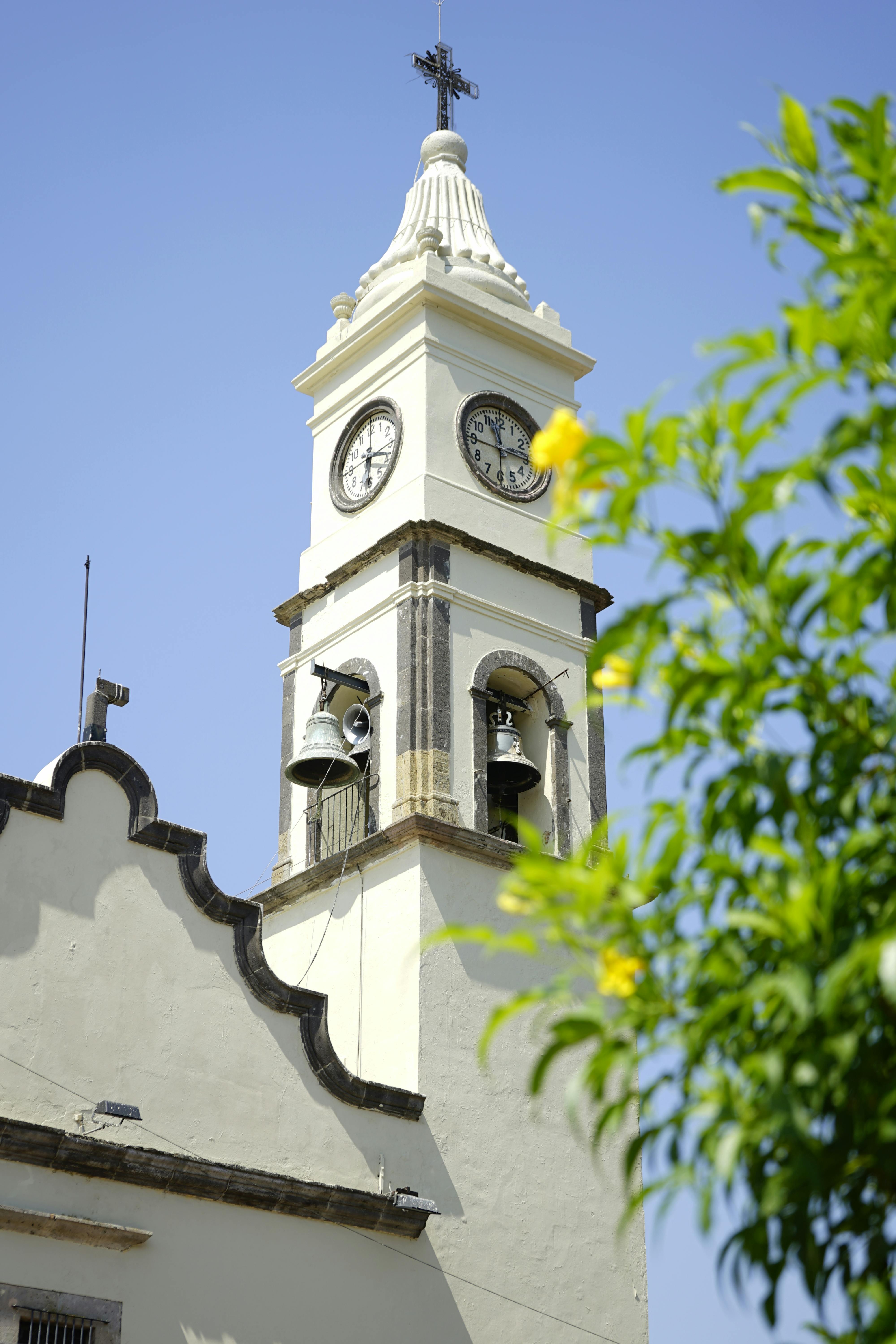 White and Red Tower Under Blue Sky · Free Stock Photo