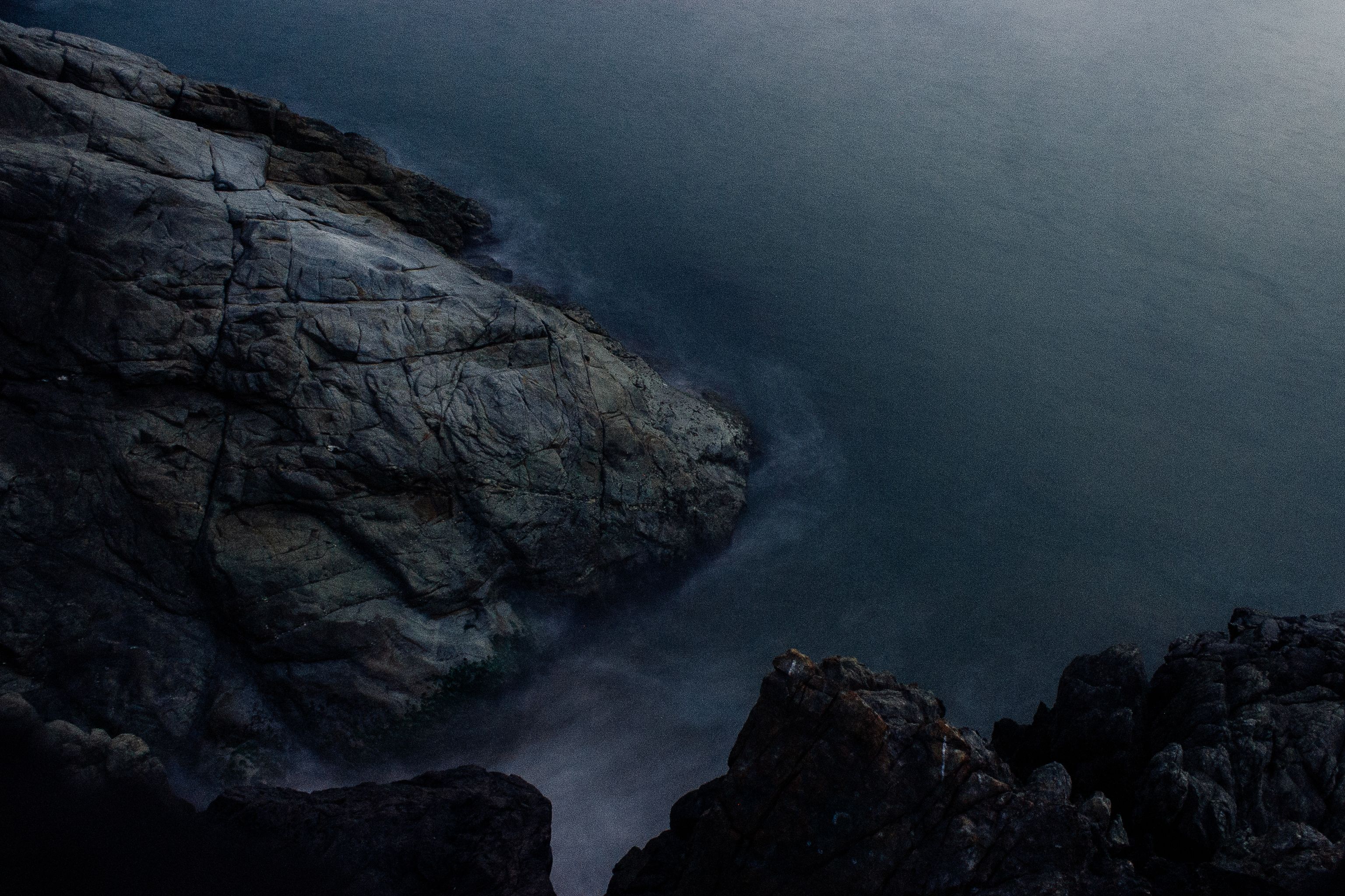 Rocky steep shore of rippling sea · Free Stock Photo