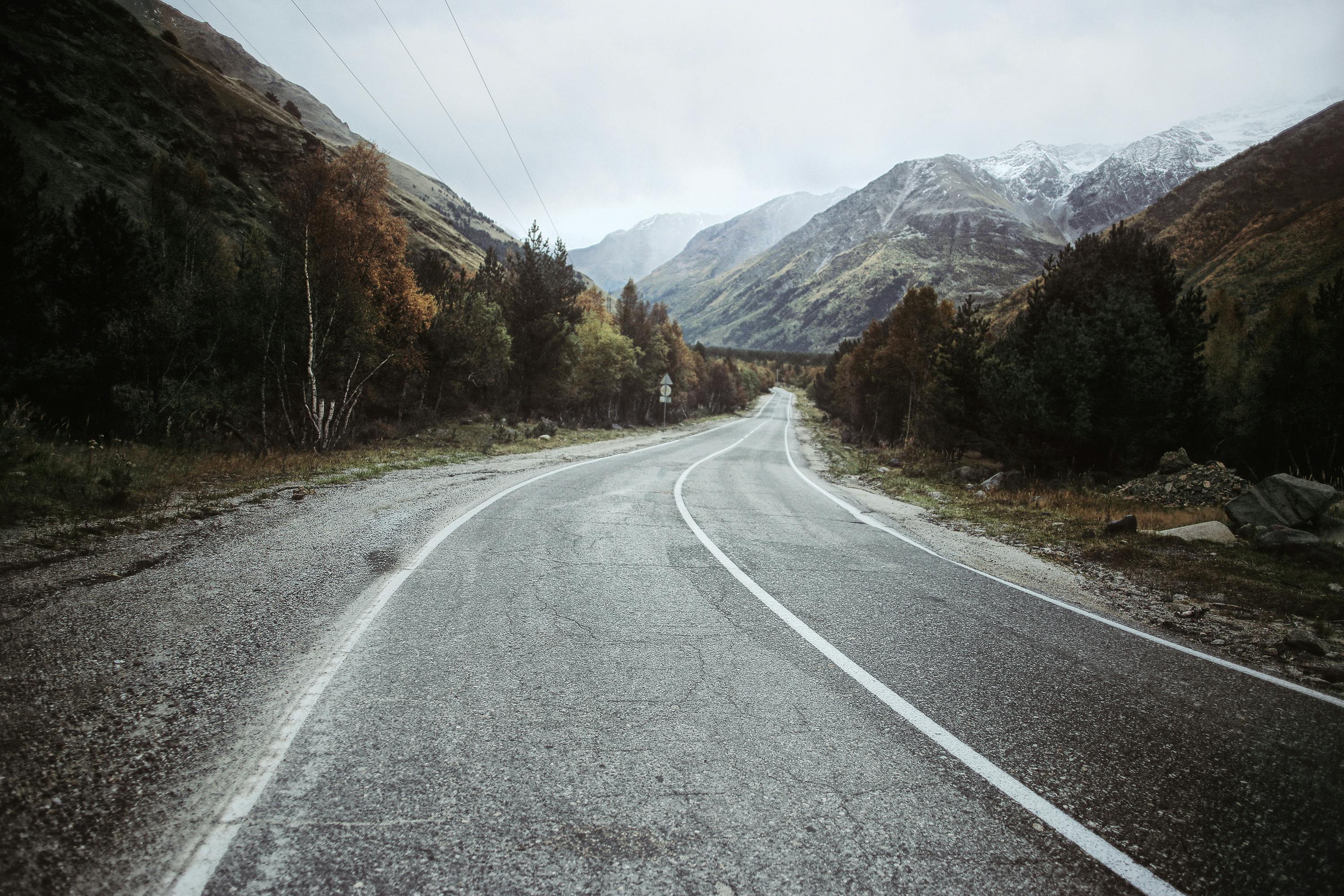 Narrow road in mountainous terrain · Free Stock Photo