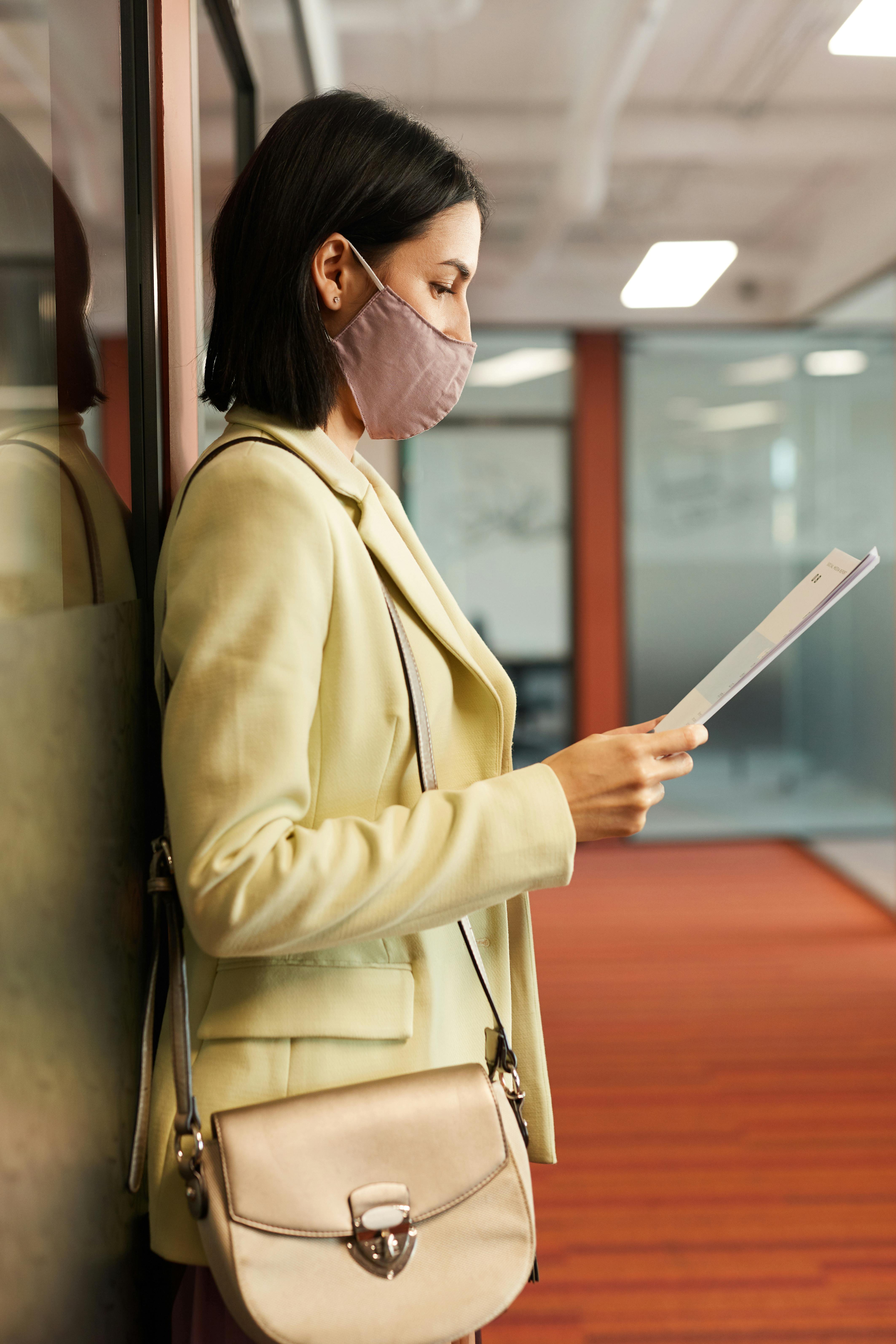 An Employee With Bag Facing Backwards Photos, Download The BEST Free An ...