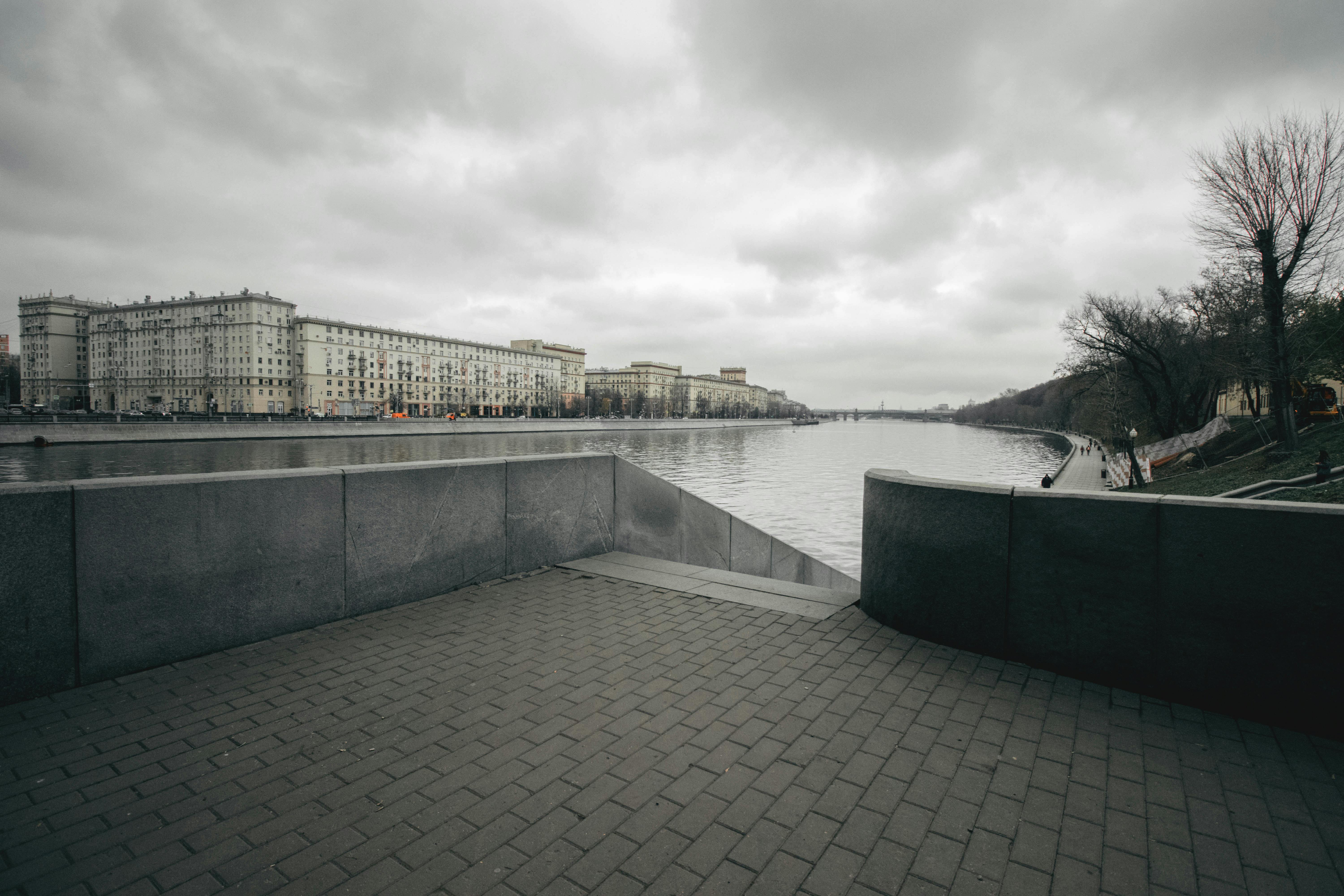 Path Along River in a City · Free Stock Photo