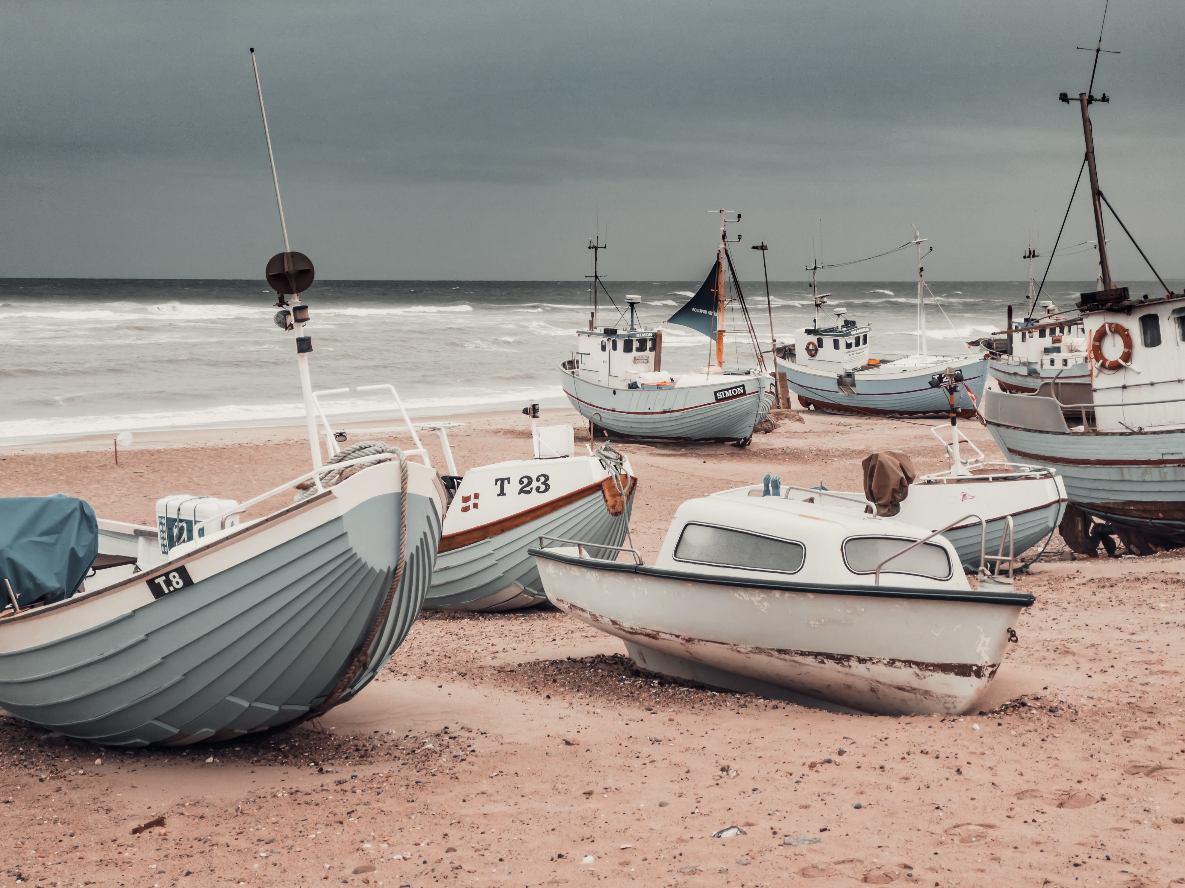 White Boats on the Beach · Free Stock Photo