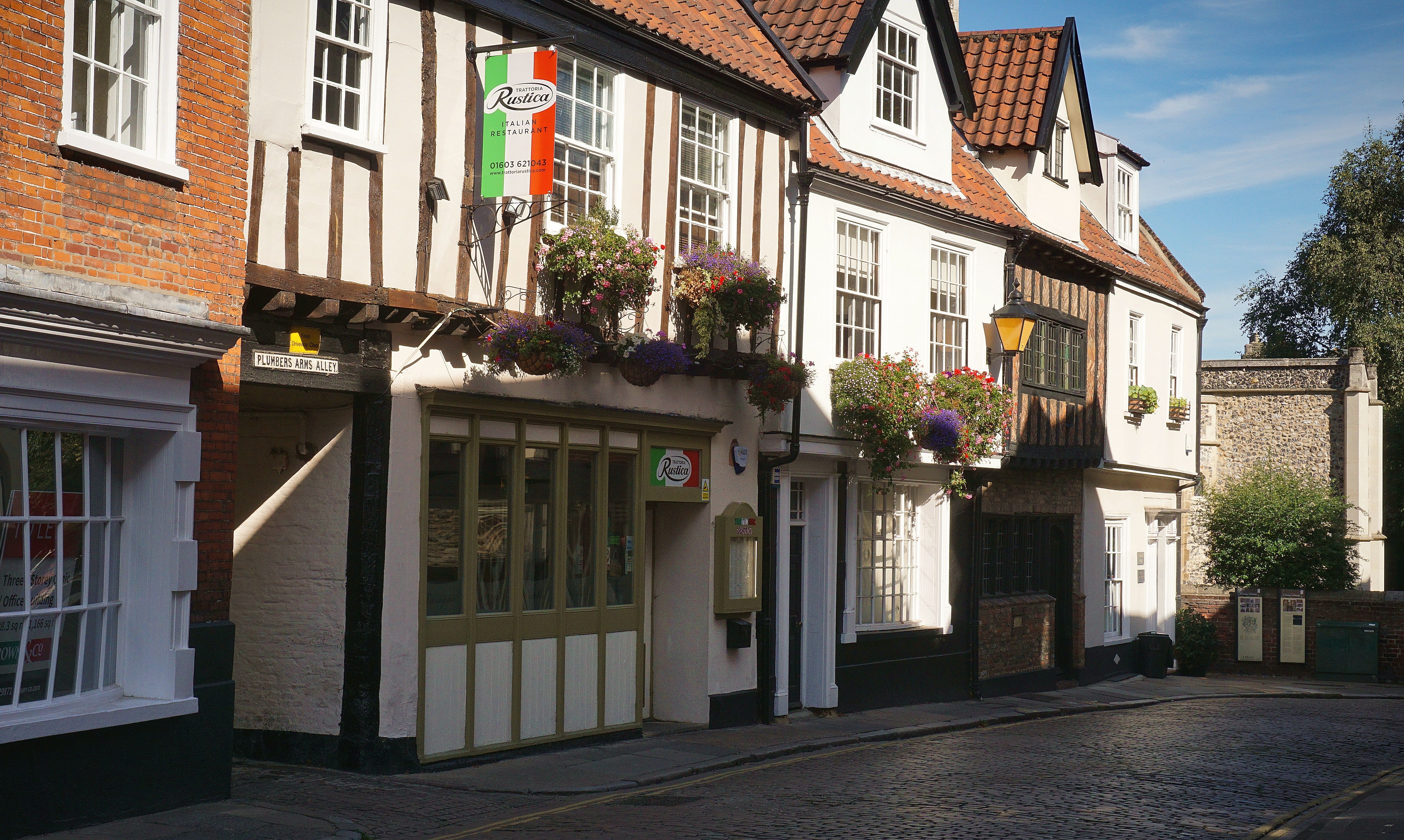 Charming Historic Architecture in Urban Street View · Free Stock Photo