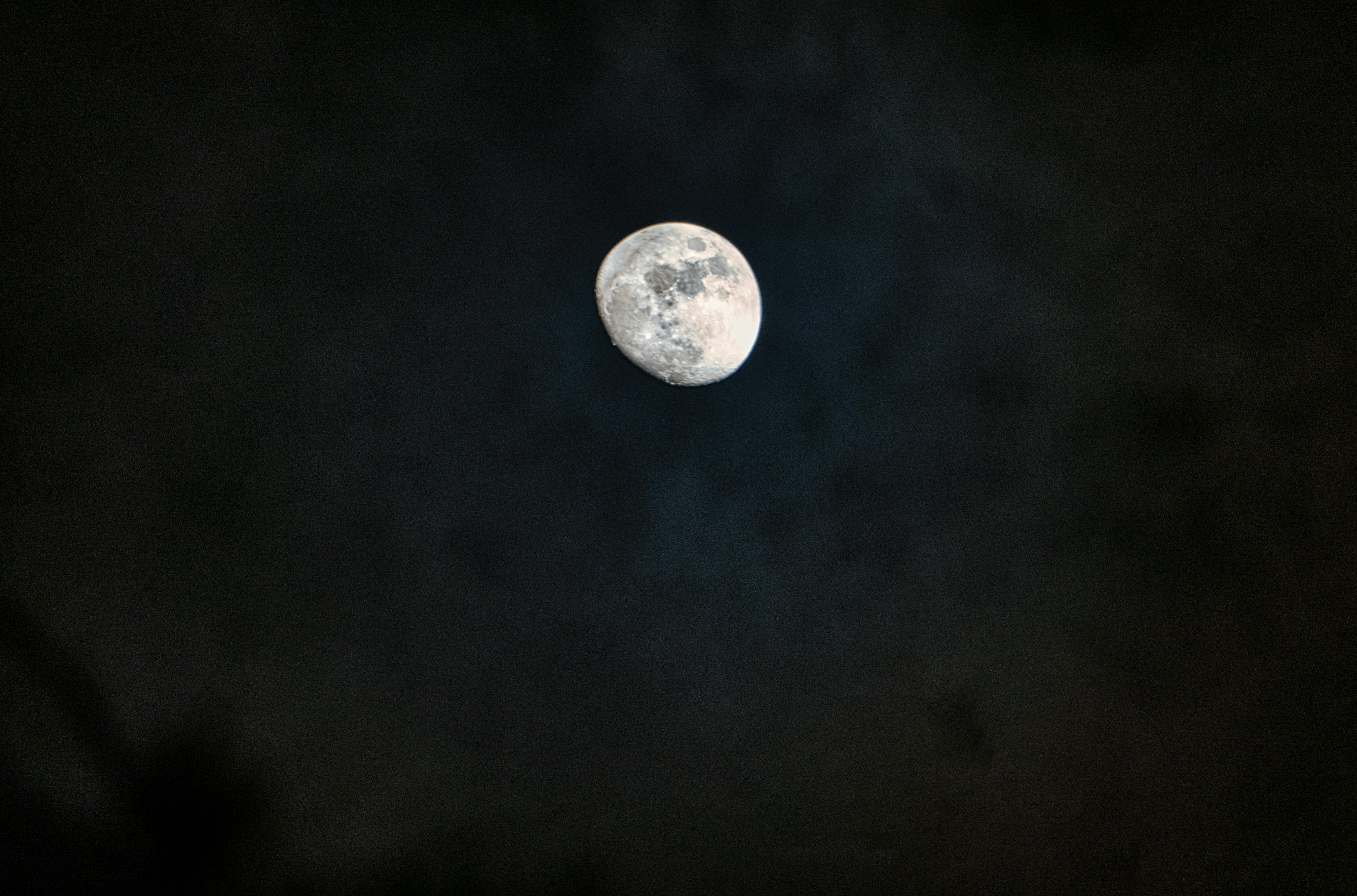 Shiny bright moon in dark sky · Free Stock Photo