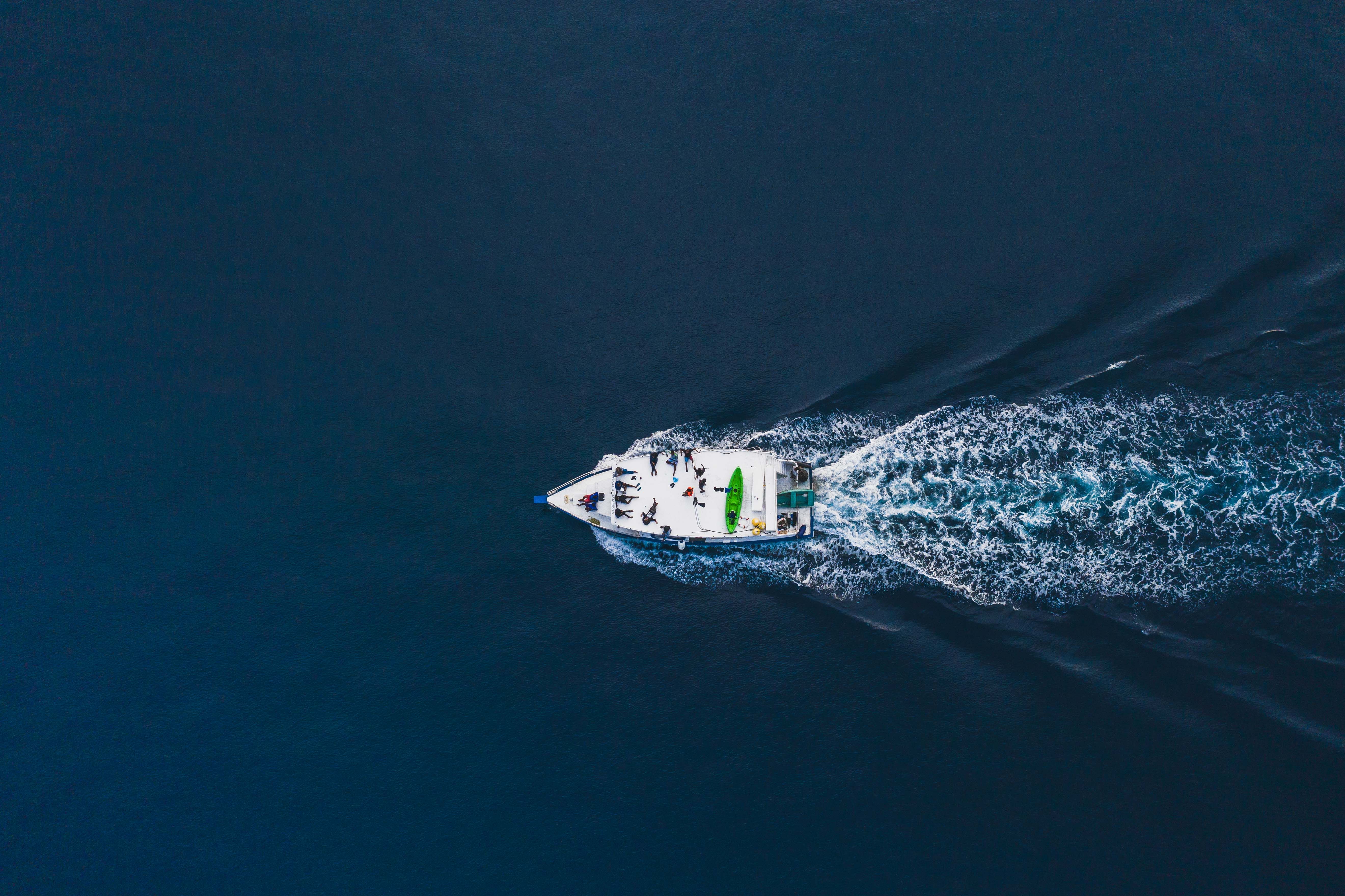 Motor boat making circle on water surface · Free Stock Photo