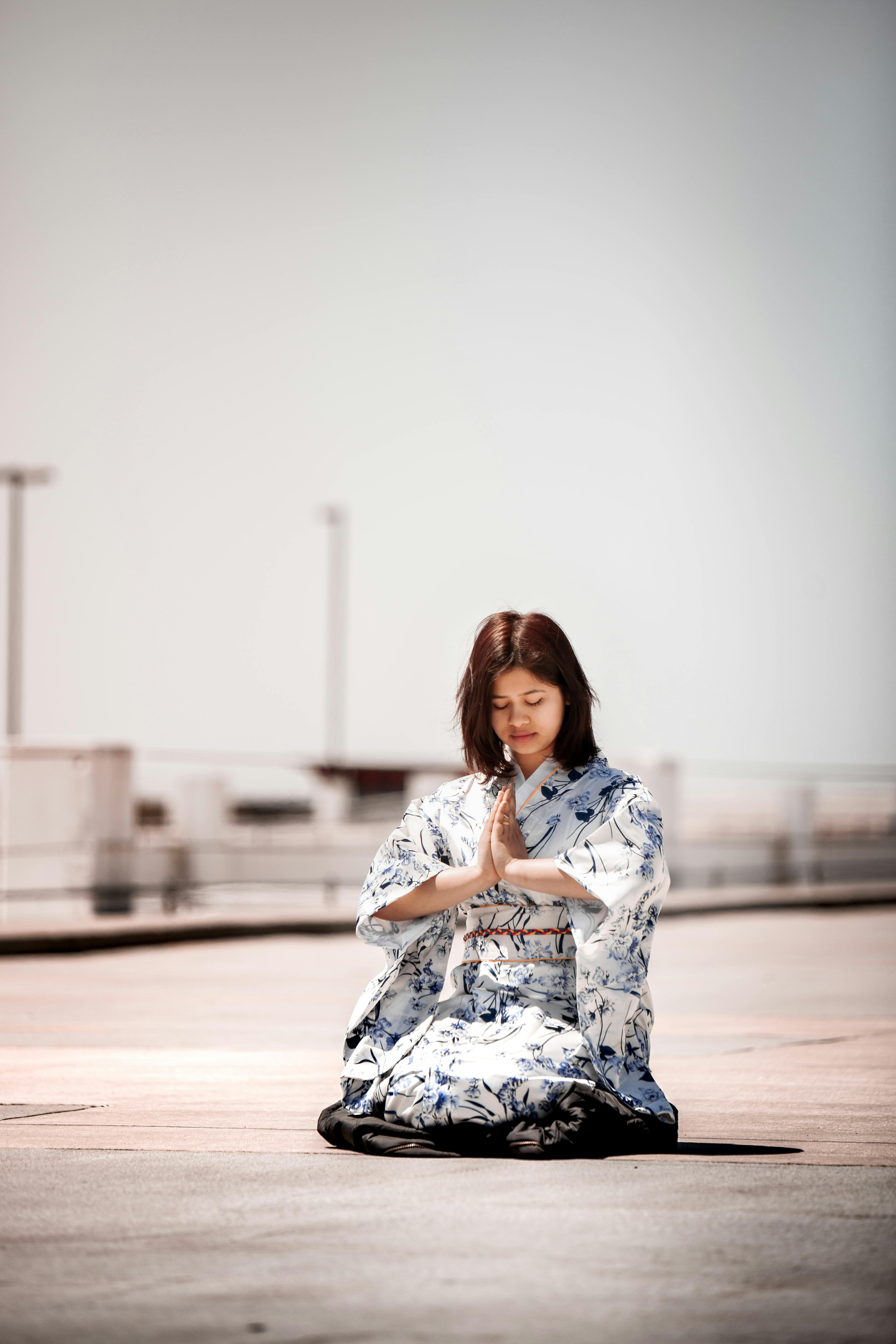 Asian Praying Photos, Download The BEST Free Asian Praying Stock Photos ...