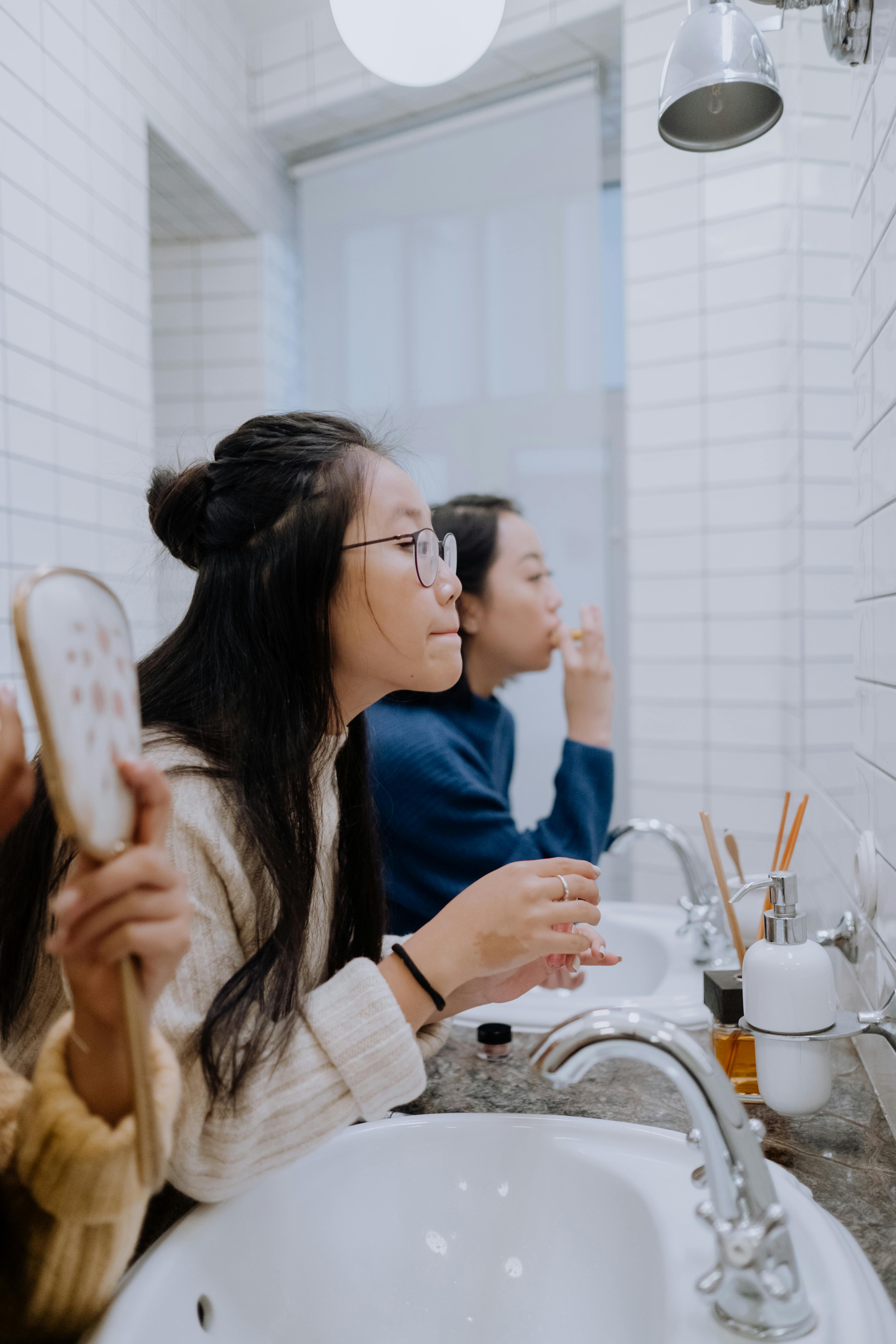 Looking At Oneself On The Mirror Photos, Download The BEST Free Looking ...