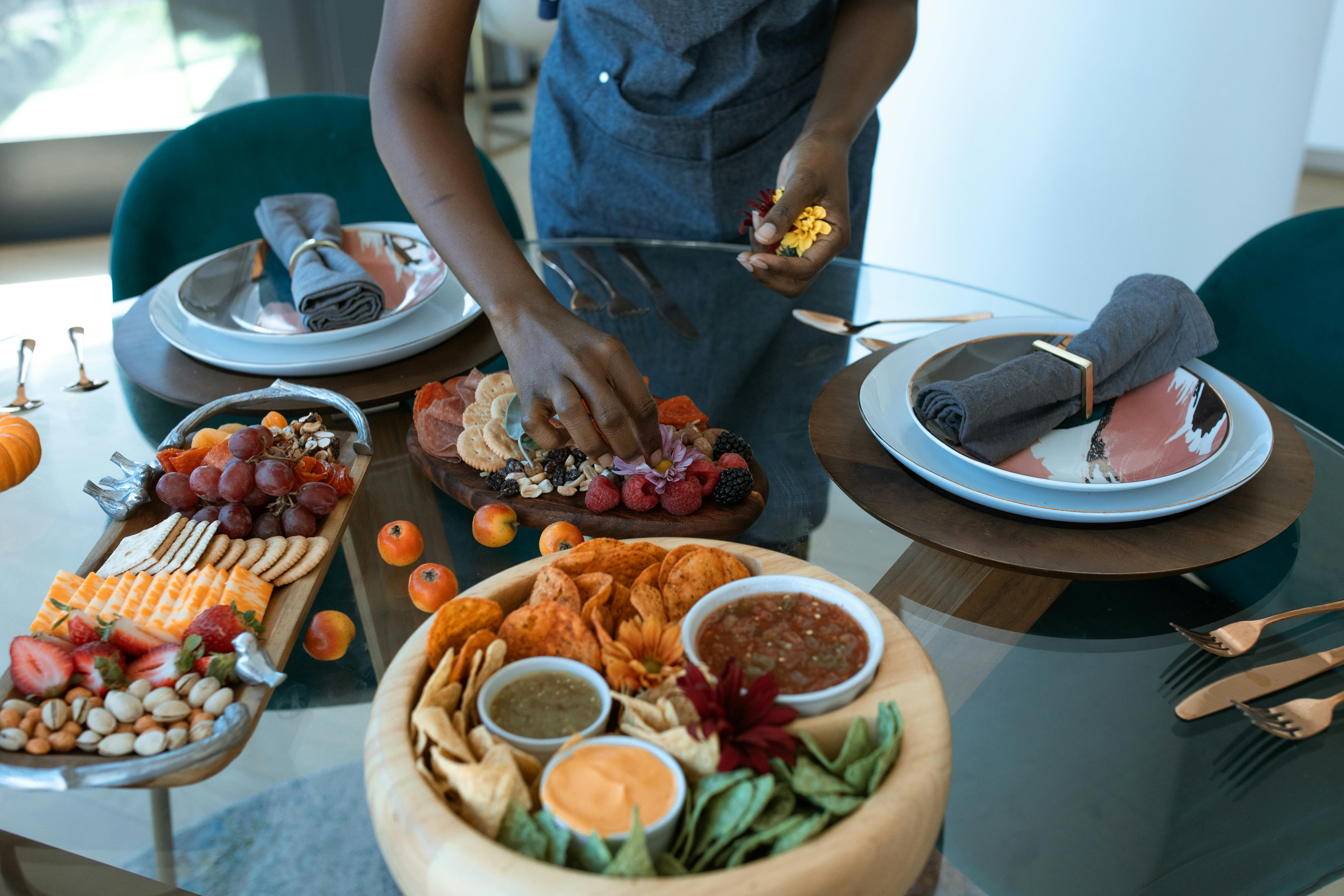 Air Hostess Serving Food On Board Photos, Download The BEST Free Air ...