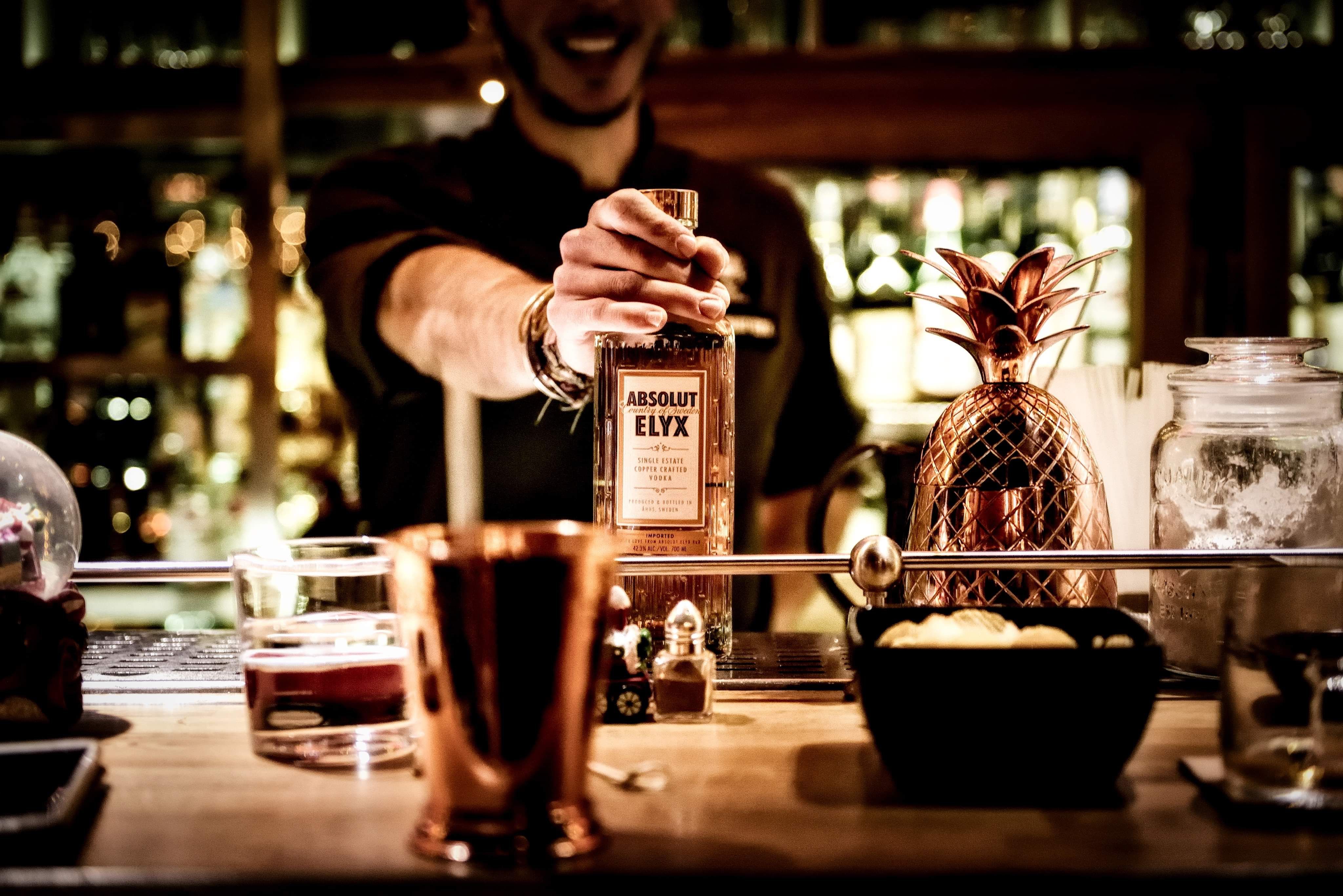 Foto de stock gratuita sobre bar, barman, bebidas alcohólicas, boina de ...