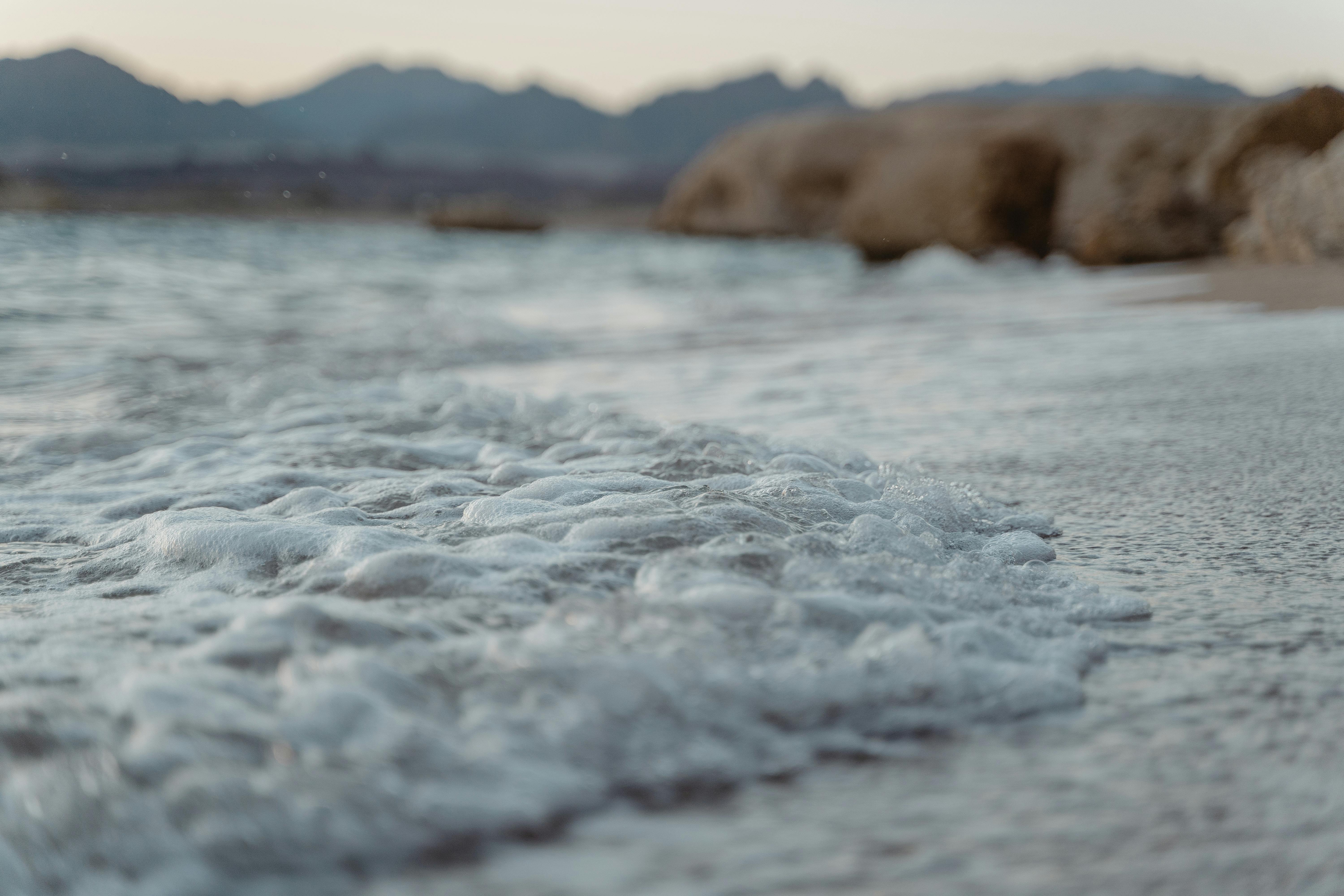 Waves on Shore · Free Stock Photo