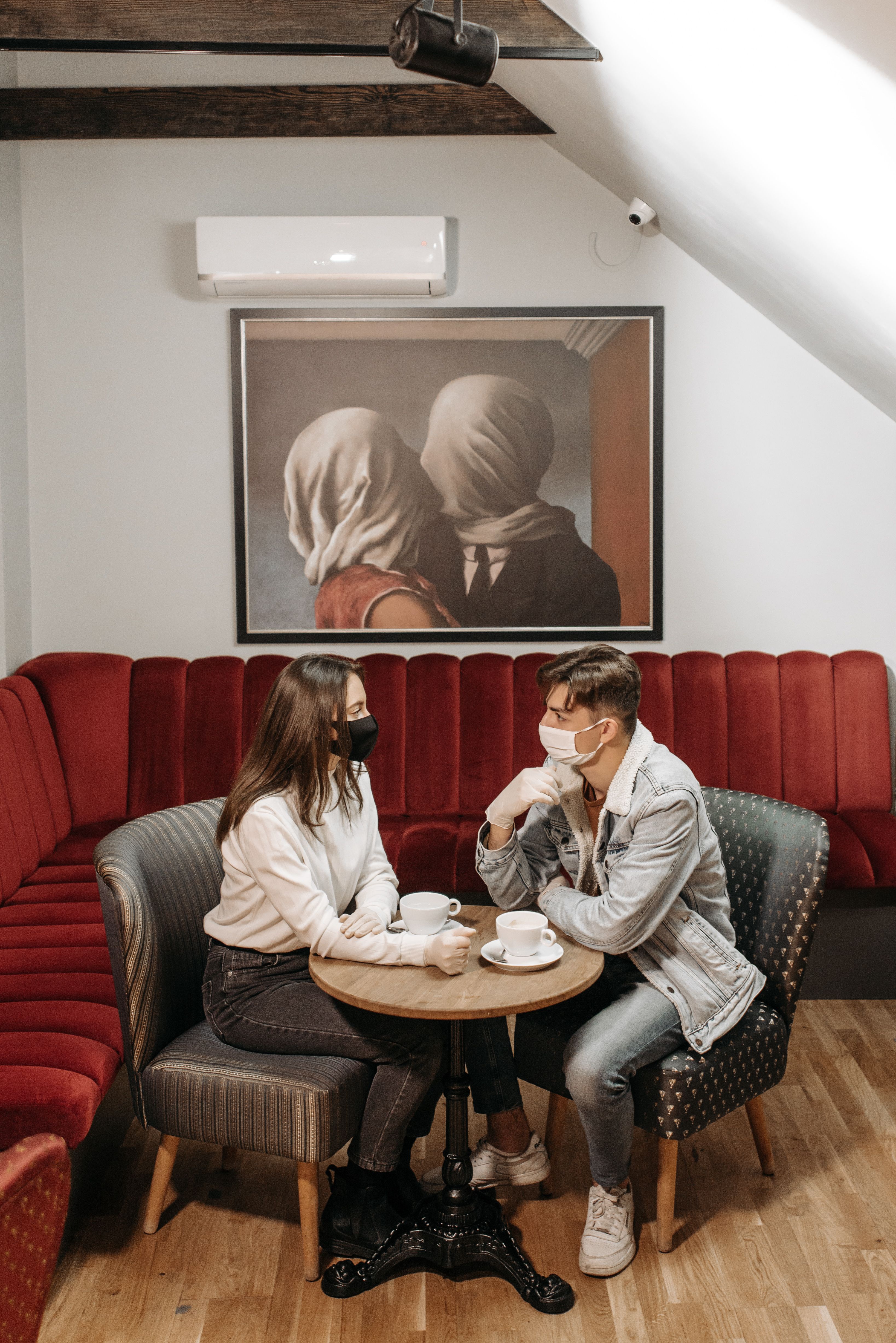 People Sitting and Talking · Free Stock Photo