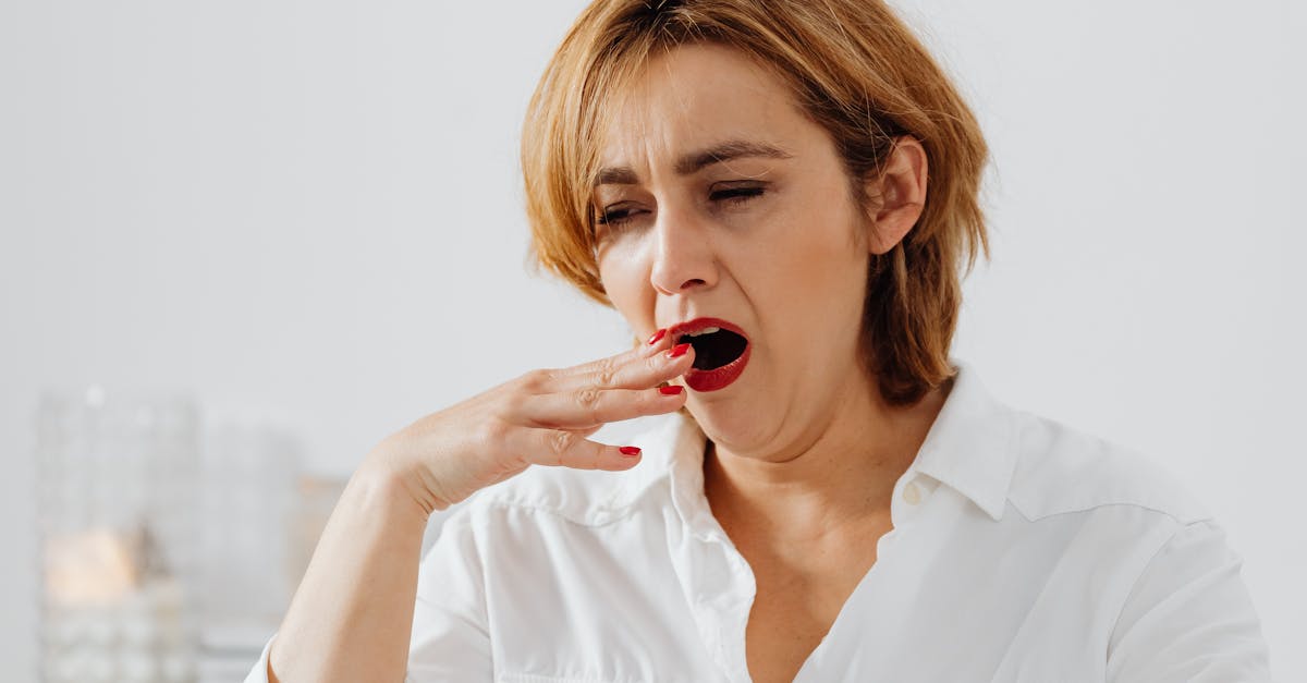 실내 기술 피로 낮 대낮 라이프스타일 바탕화면 번아웃 불포화 비즈니스 캐주얼 빨간 립스틱 사무실 사무실
