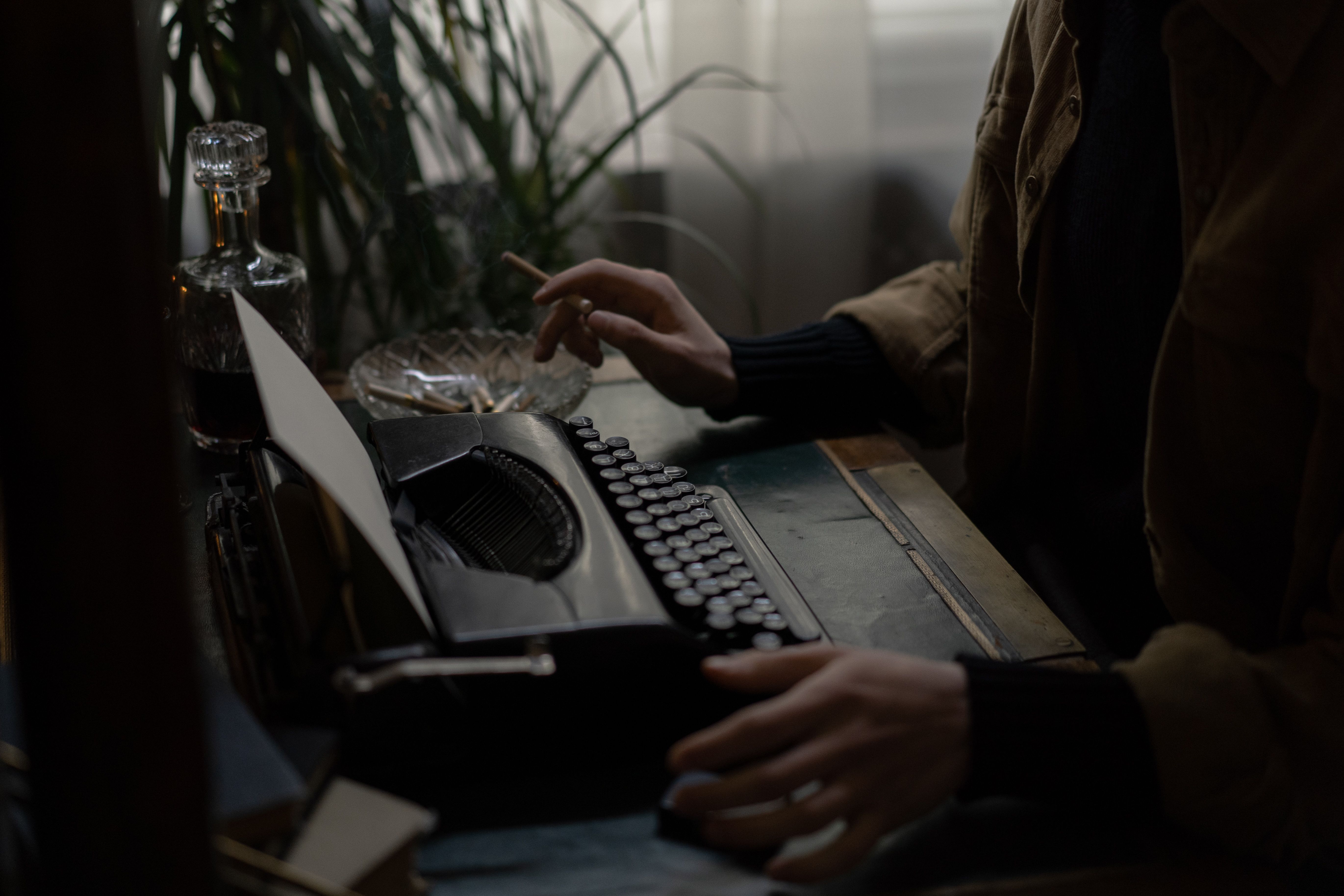 Hands Typing Photos, Download The BEST Free Hands Typing Stock Photos ...