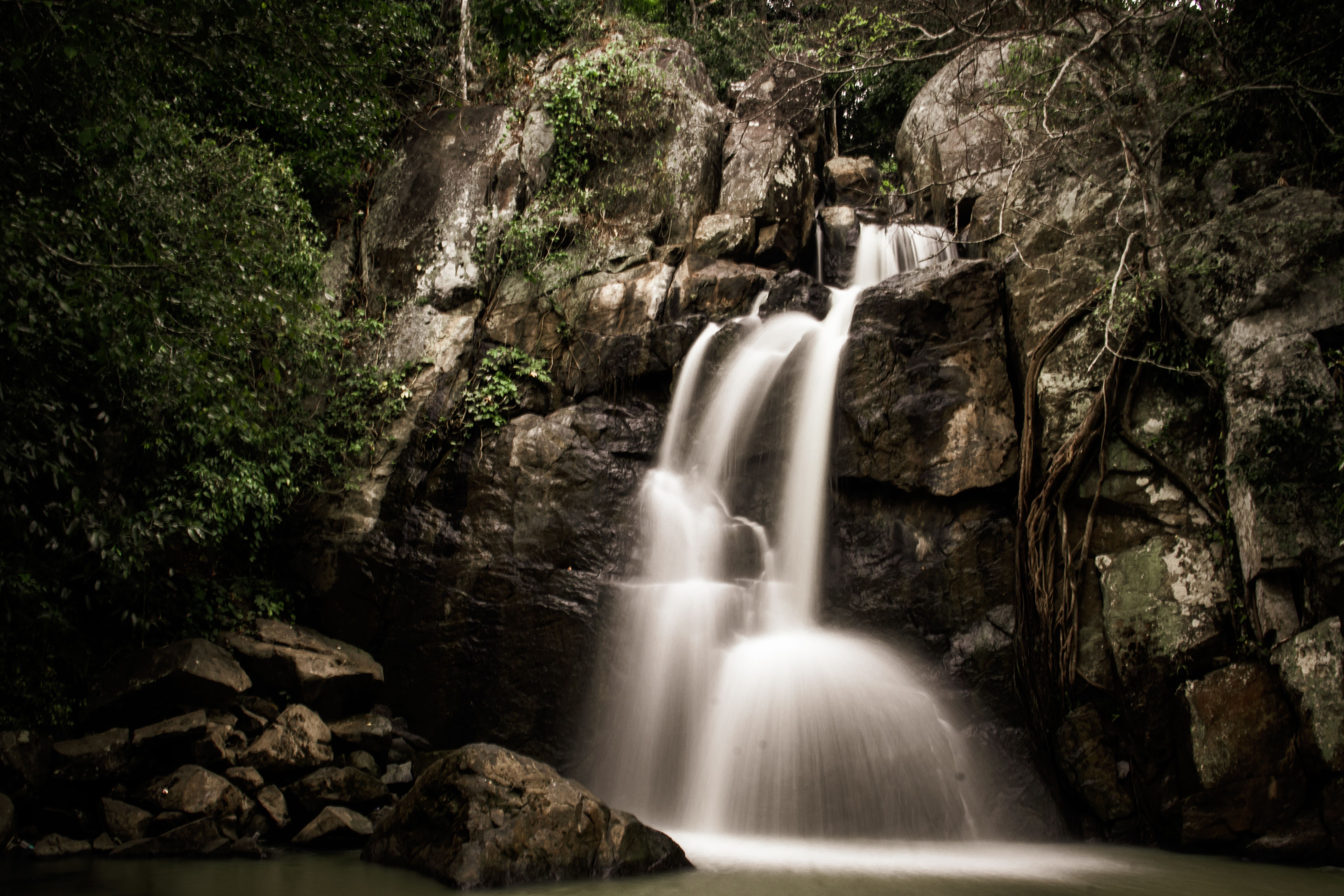 Waterfall in mountainous terrain with steep slopes · Free Stock Photo
