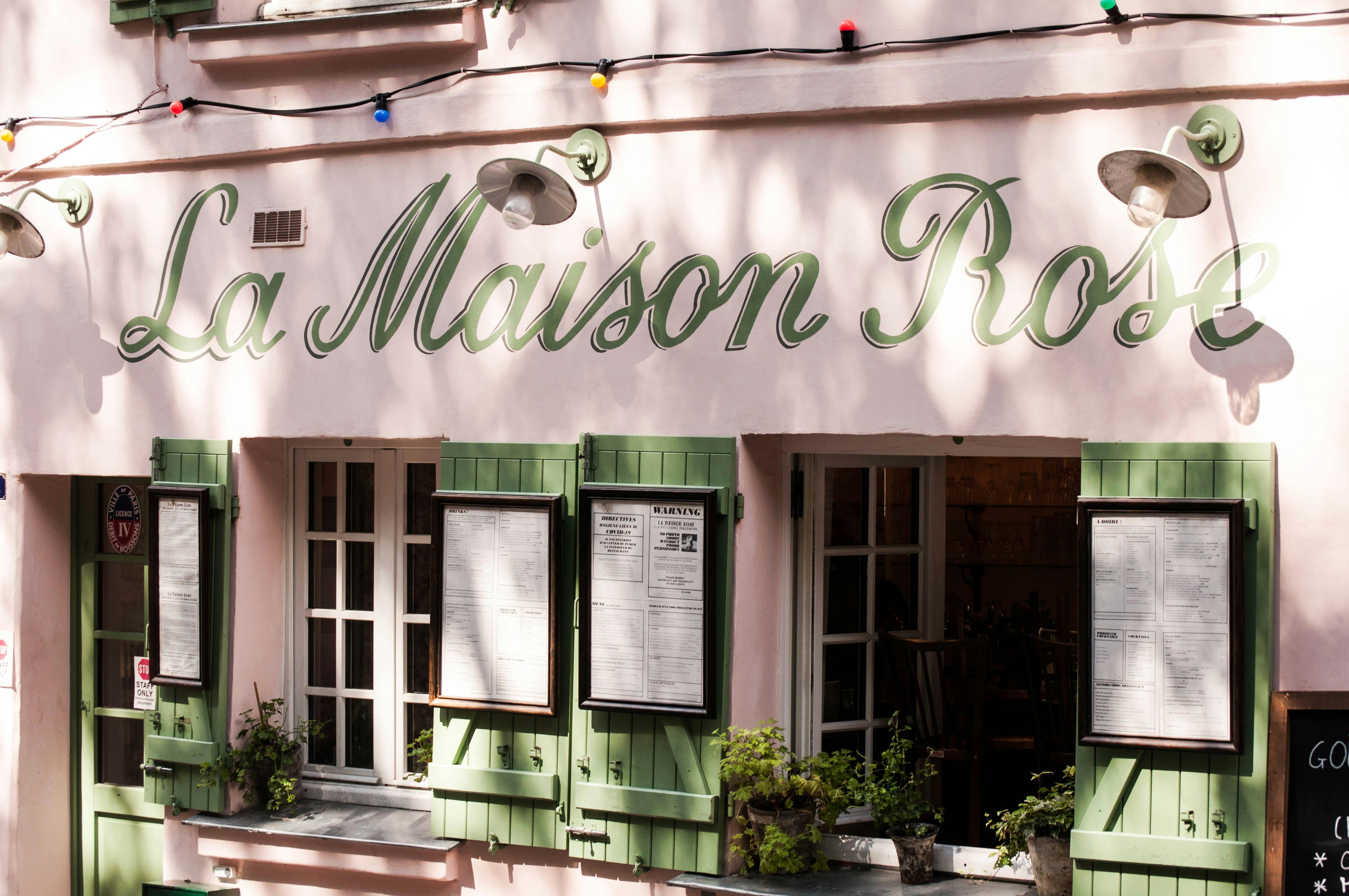 Table in Vintage Restaurant · Free Stock Photo