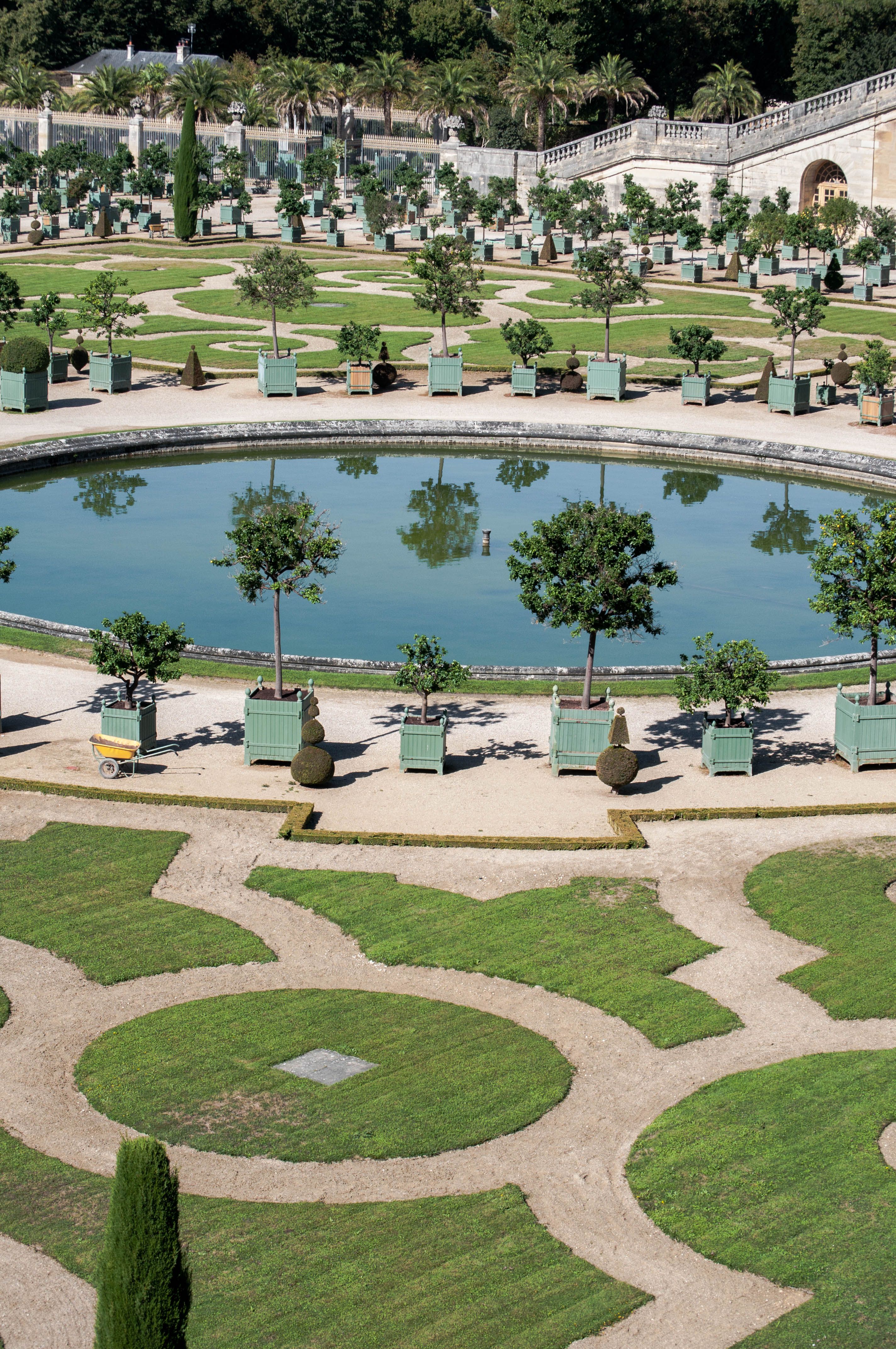 Water Fountain in the Middle of Pond · Free Stock Photo