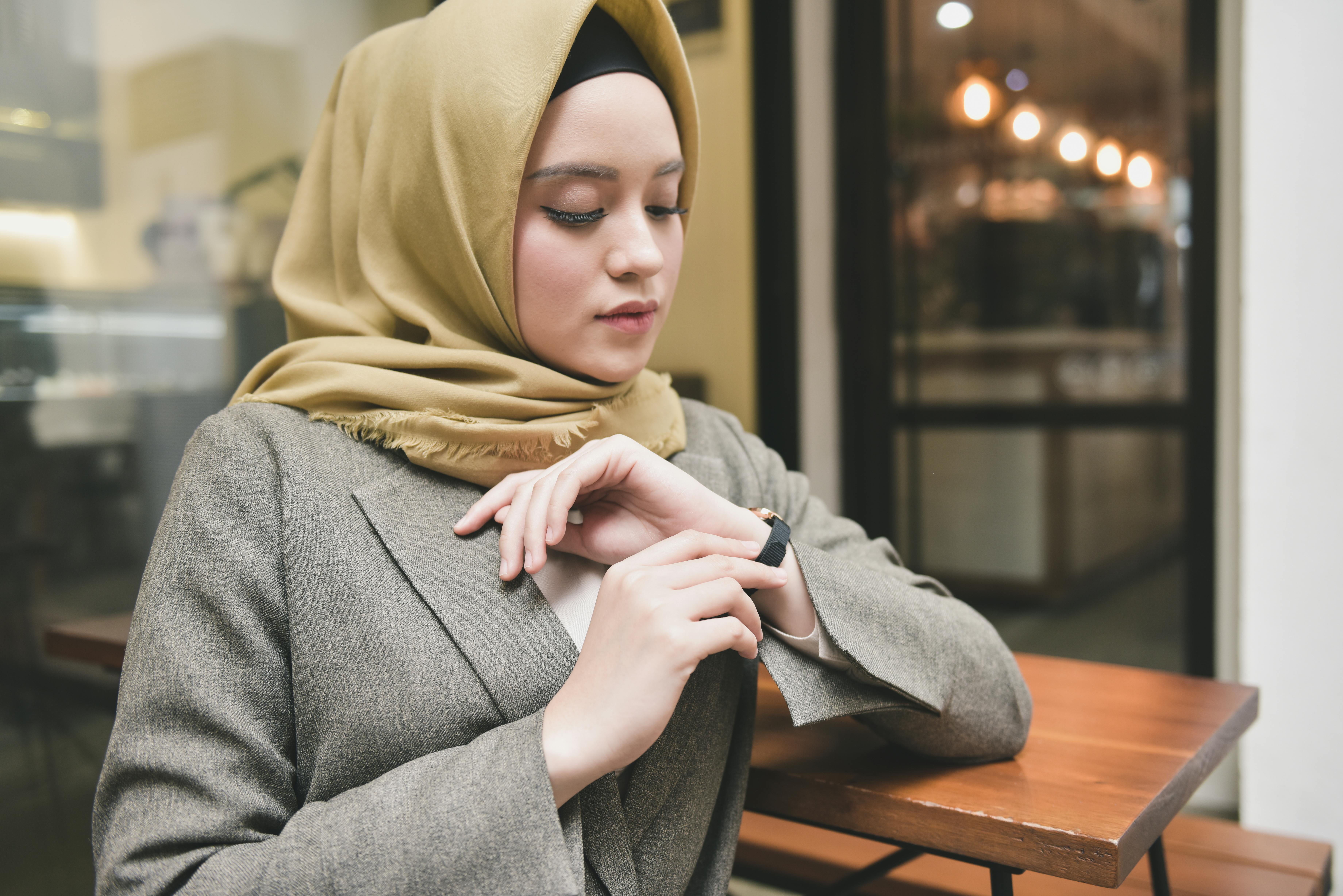 Woman Looking At Watch Photos, Download The BEST Free Woman Looking At ...