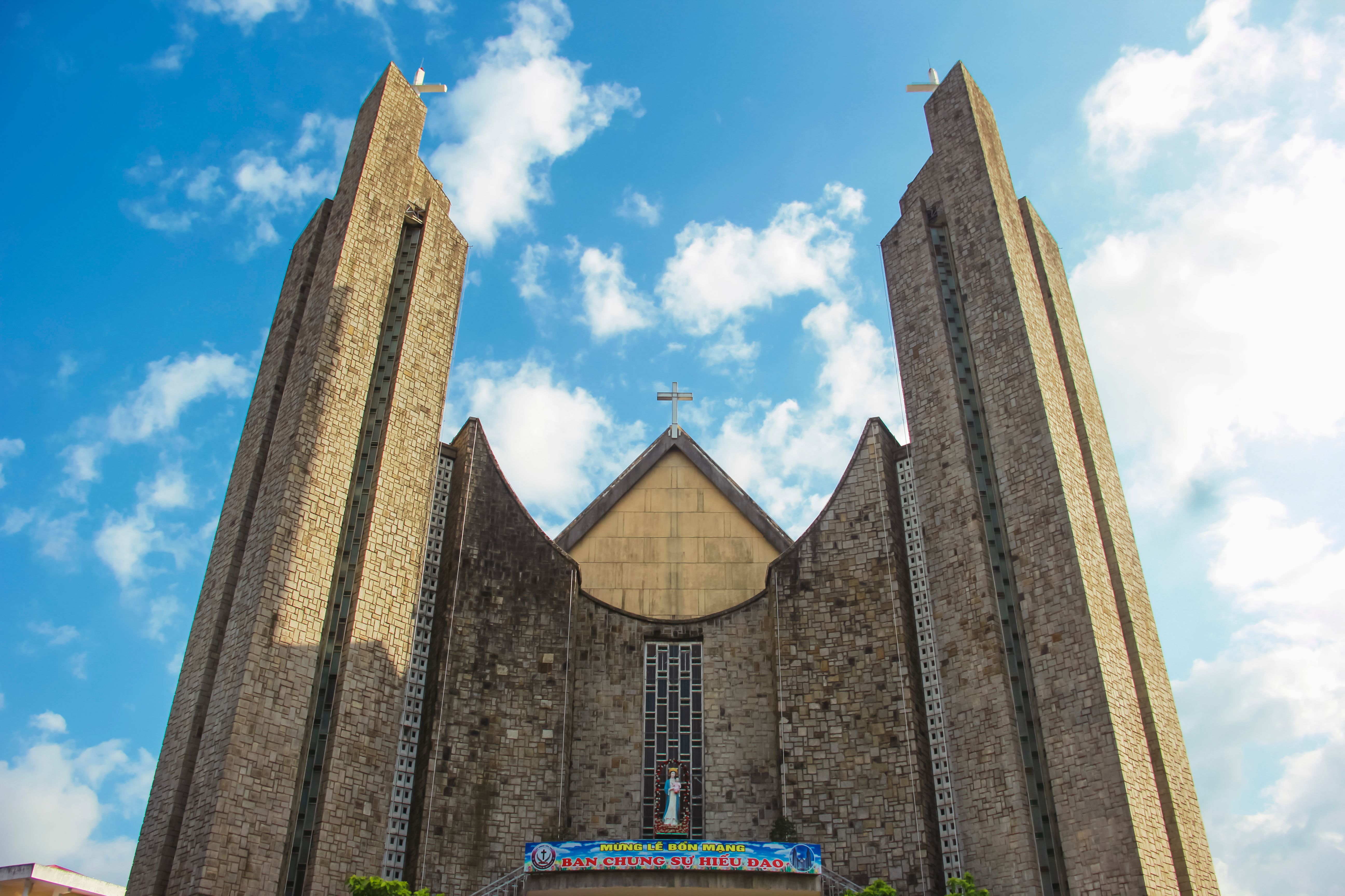 Facade of a Concrete Church · Free Stock Photo