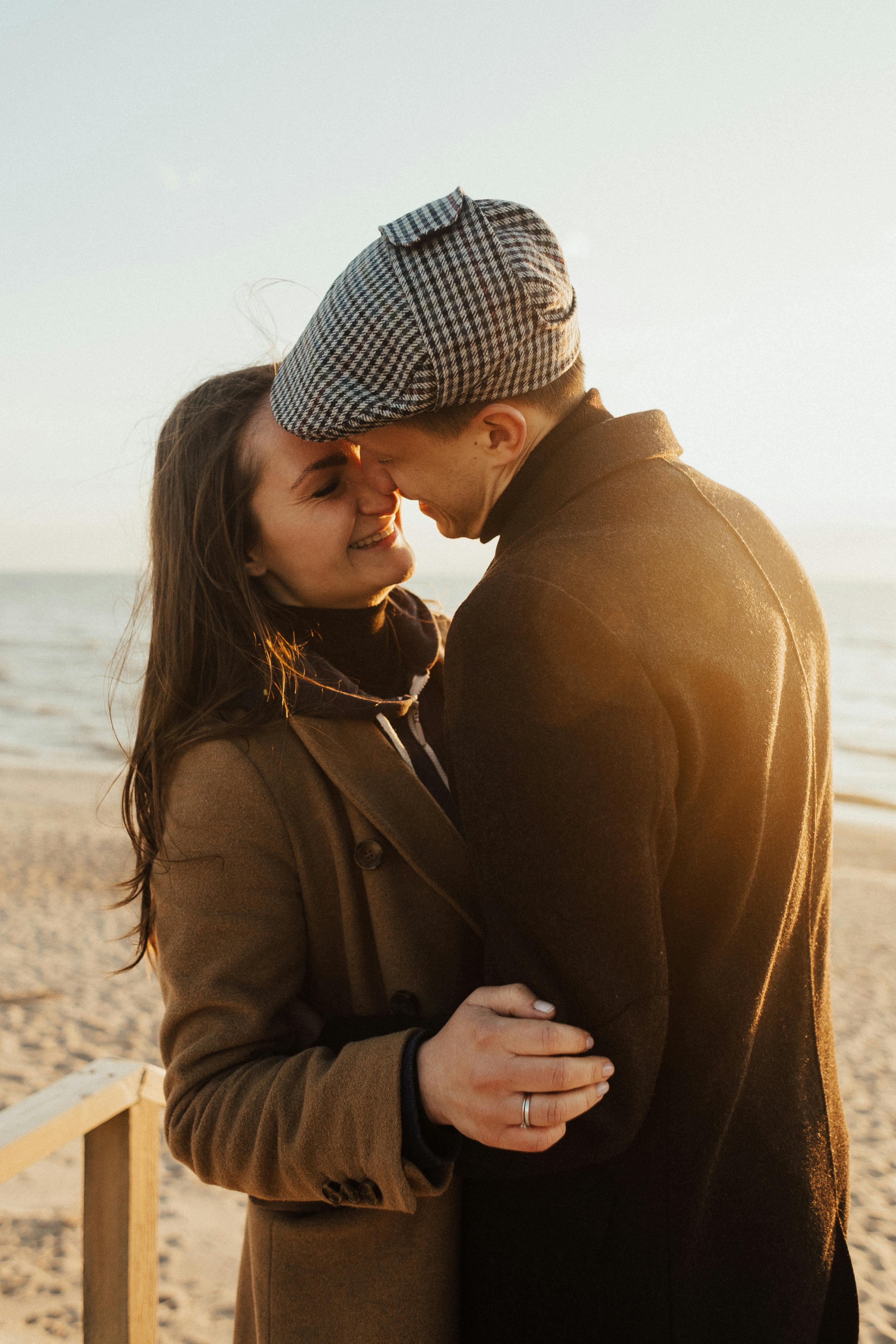 Two People Hugging Eachother Under The Sunset Photos, Download The BEST ...