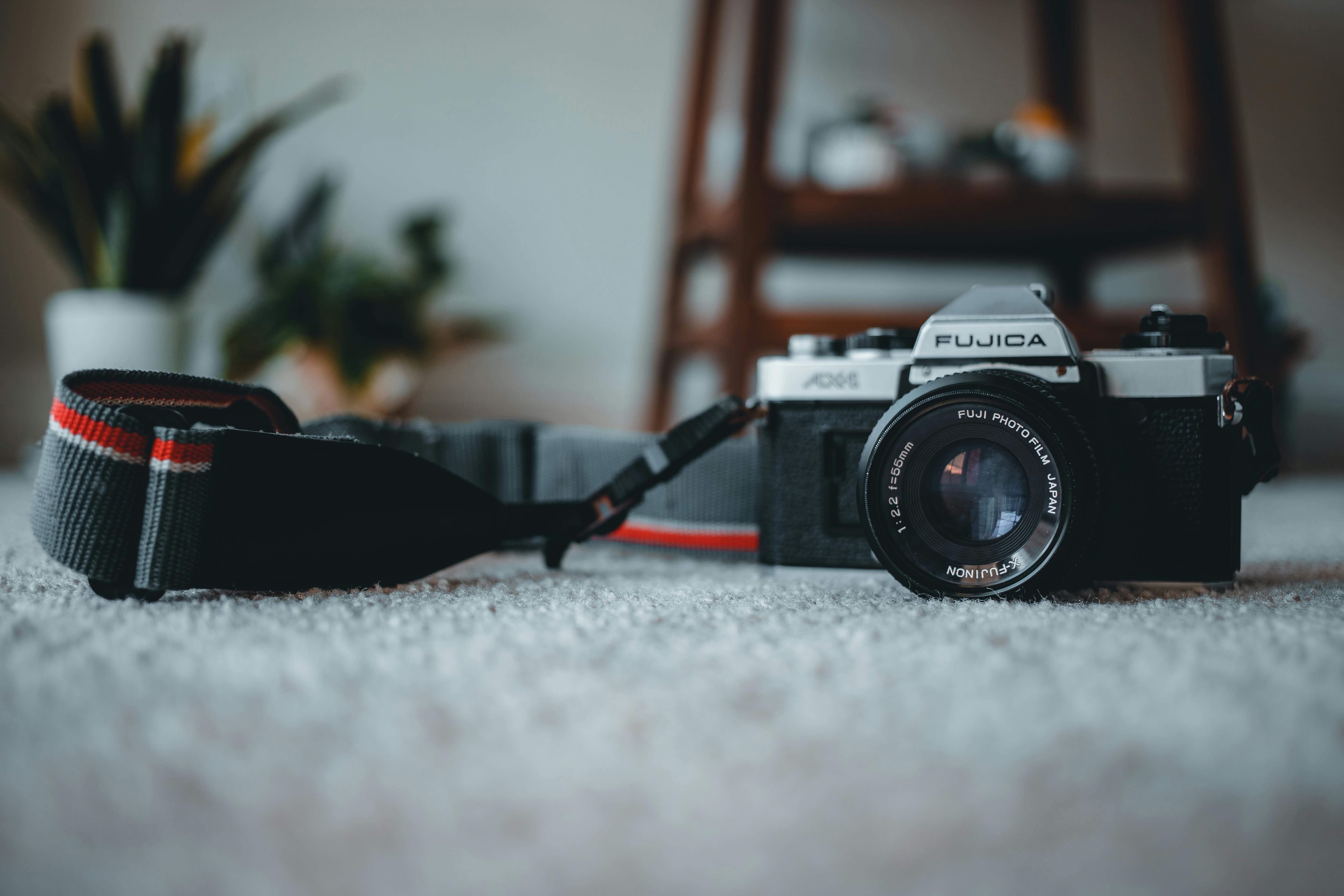 Old fashioned camera on piece of cloth · Free Stock Photo