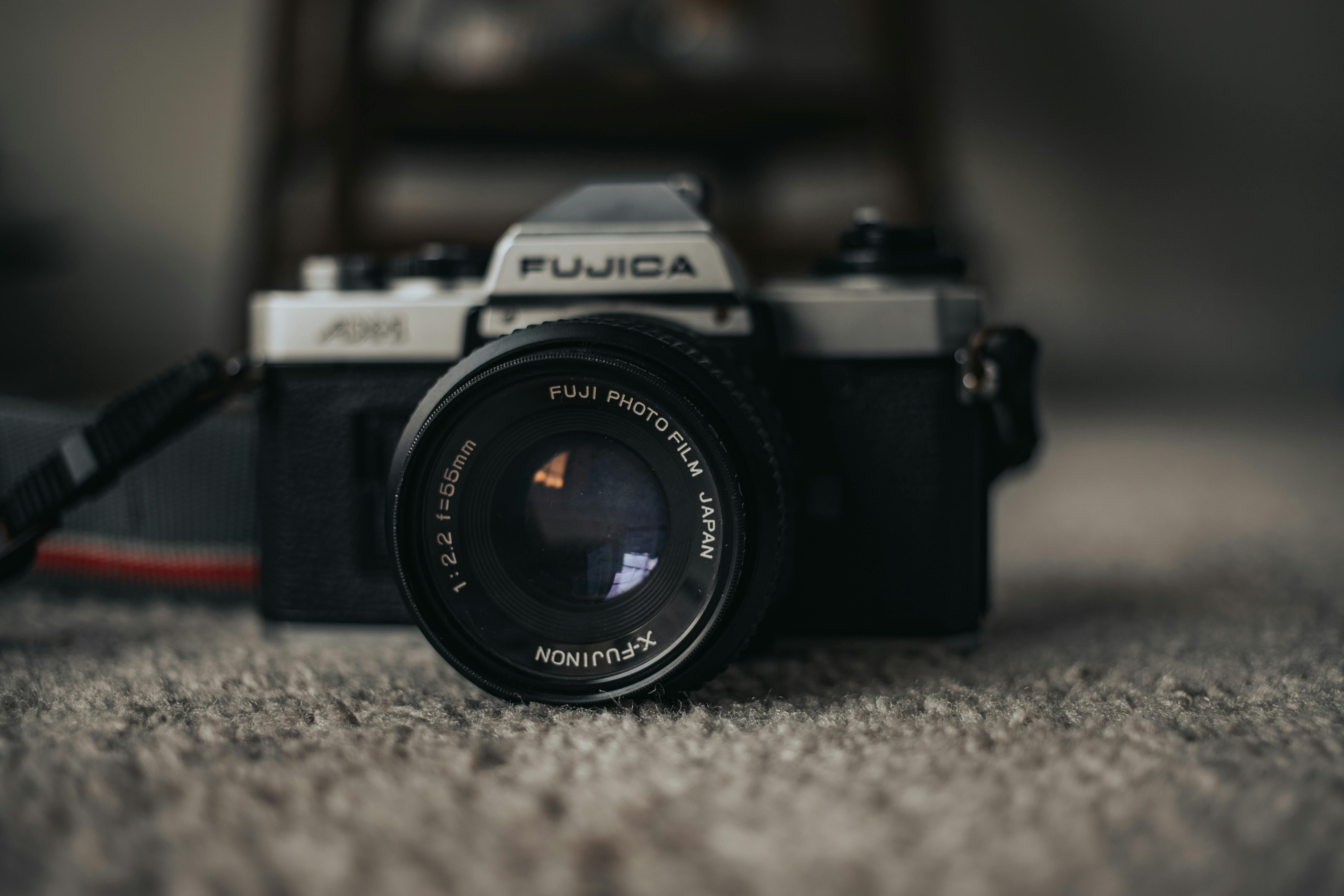 Old fashioned camera on piece of cloth · Free Stock Photo