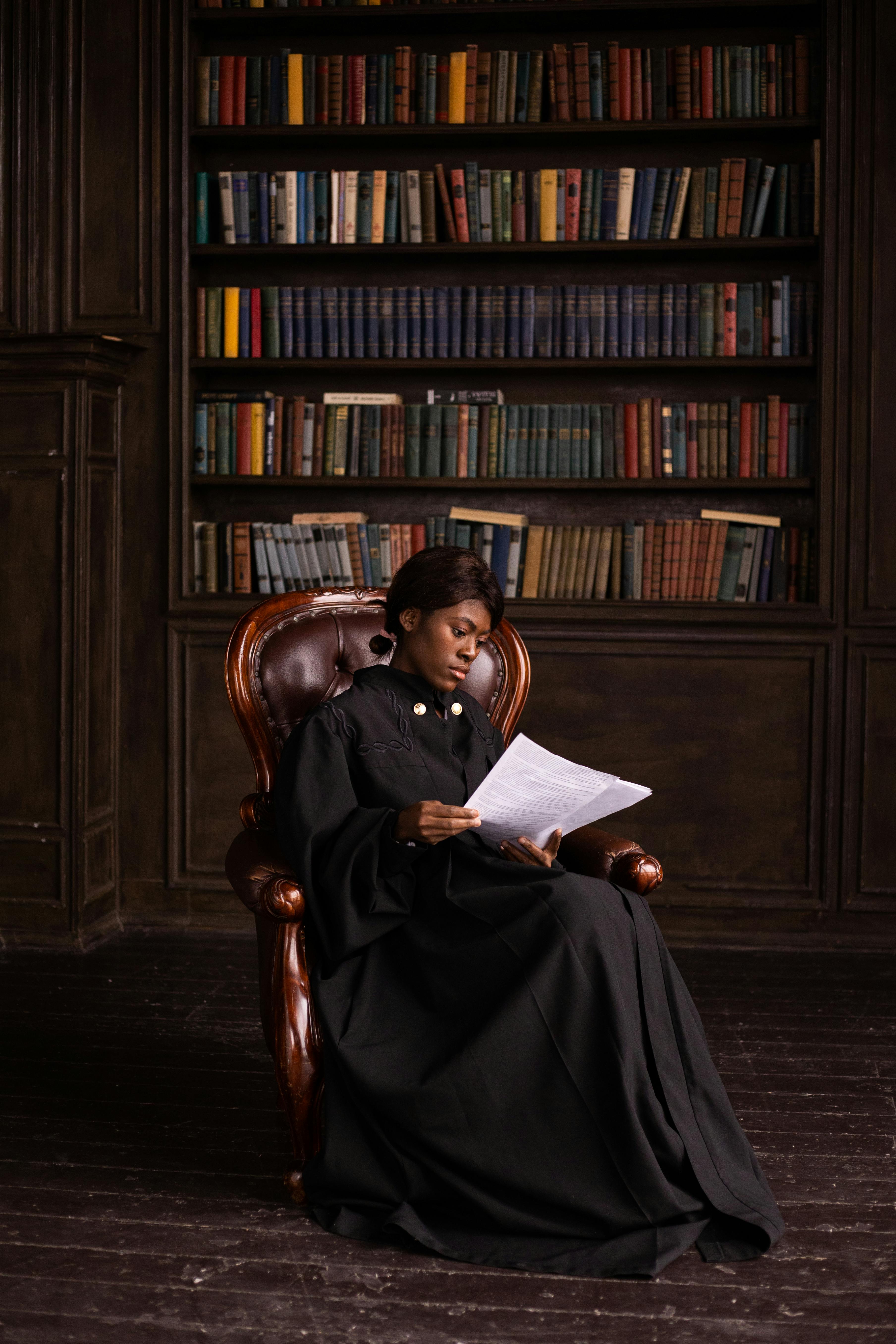 Reading Books Black Woman Photos, Download The BEST Free Reading Books ...