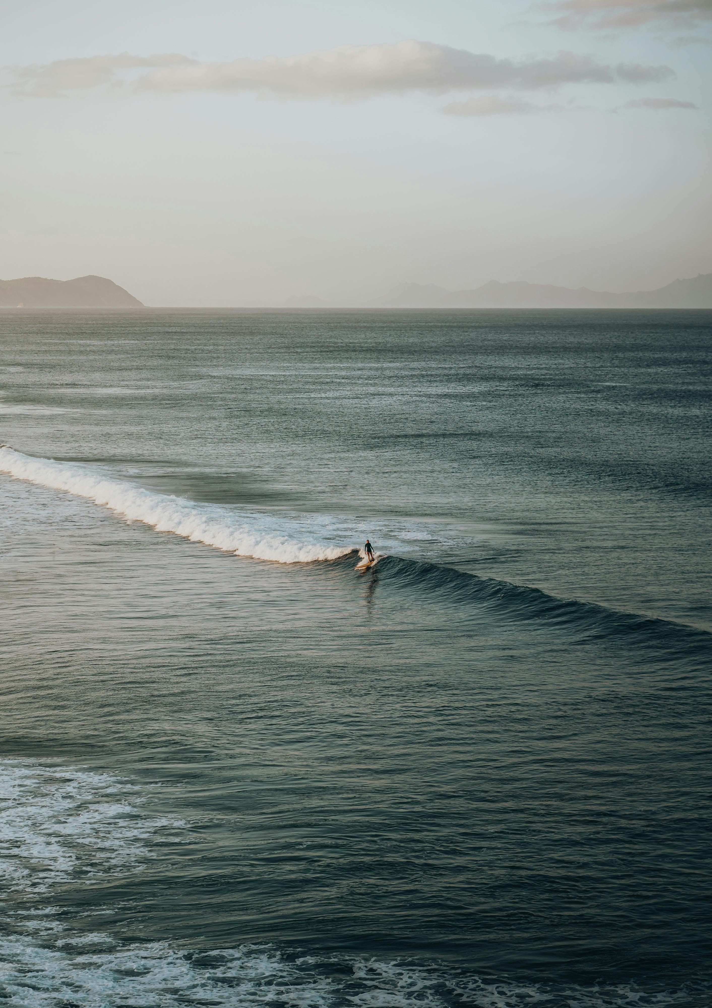 Persona Surfeando Sobre Las Olas Del Mar · Foto de stock gratuita