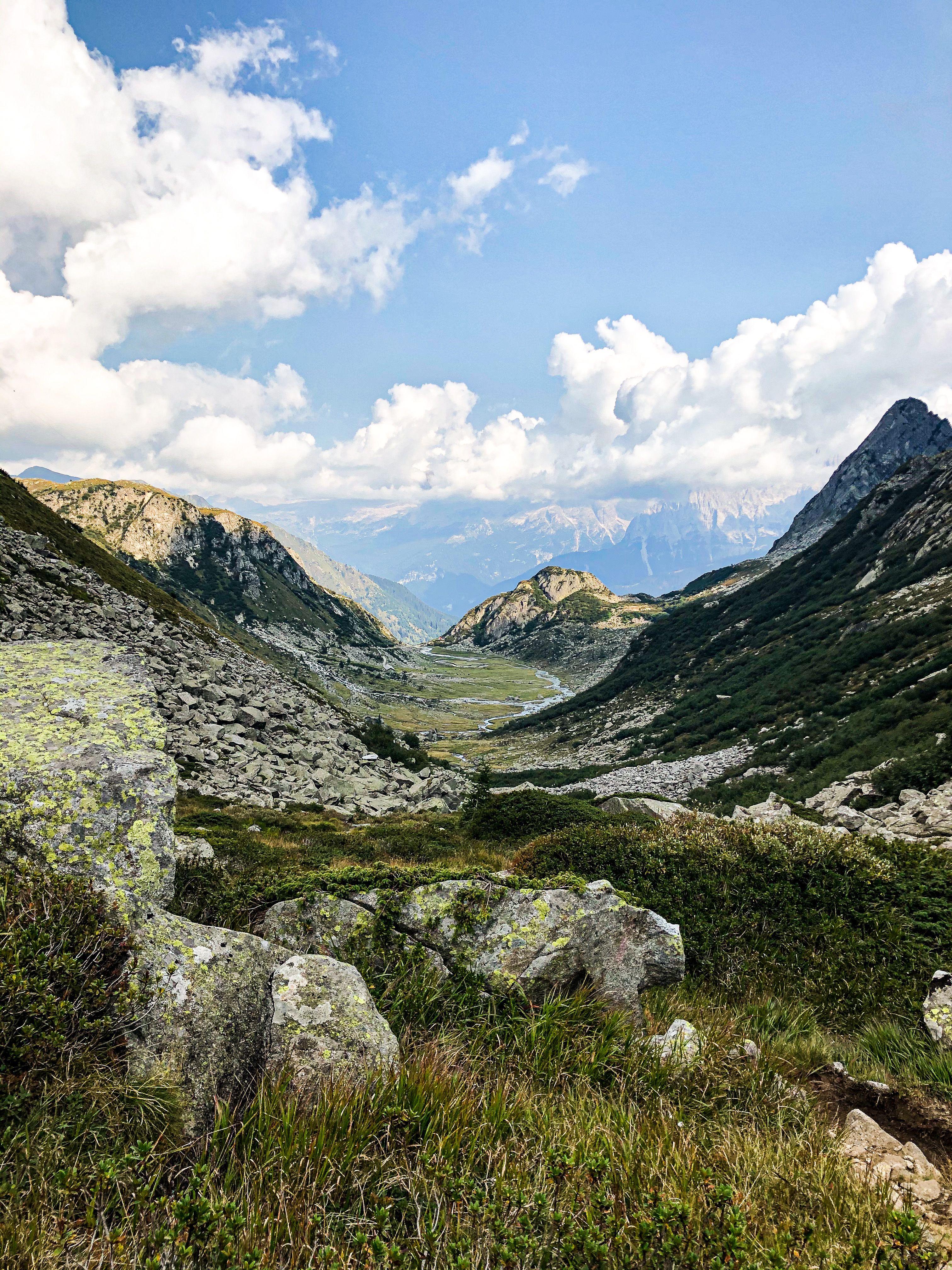 Road Between Mountains · Free Stock Photo