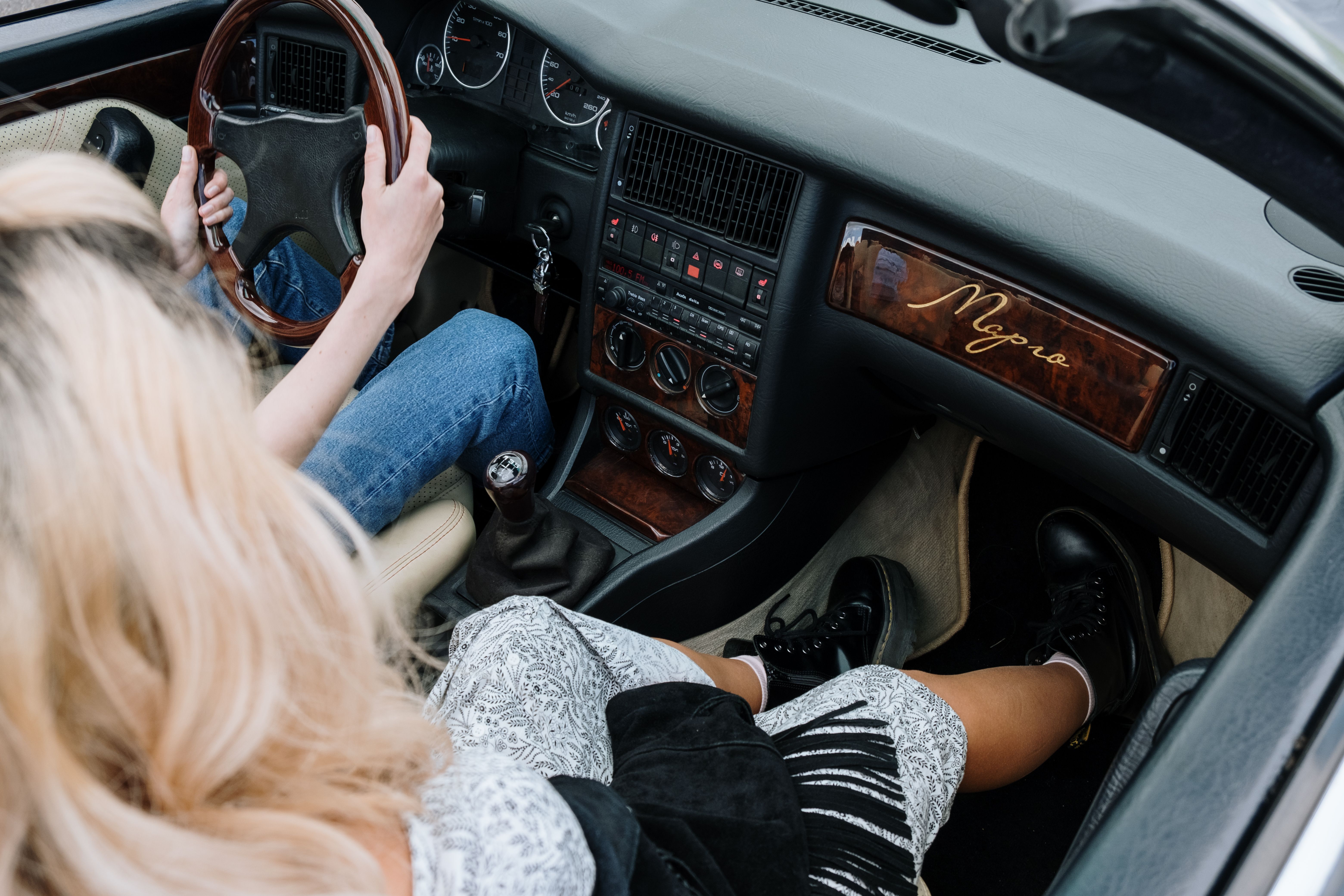 Mujer Conduciendo Un Coche · Foto de stock gratuita