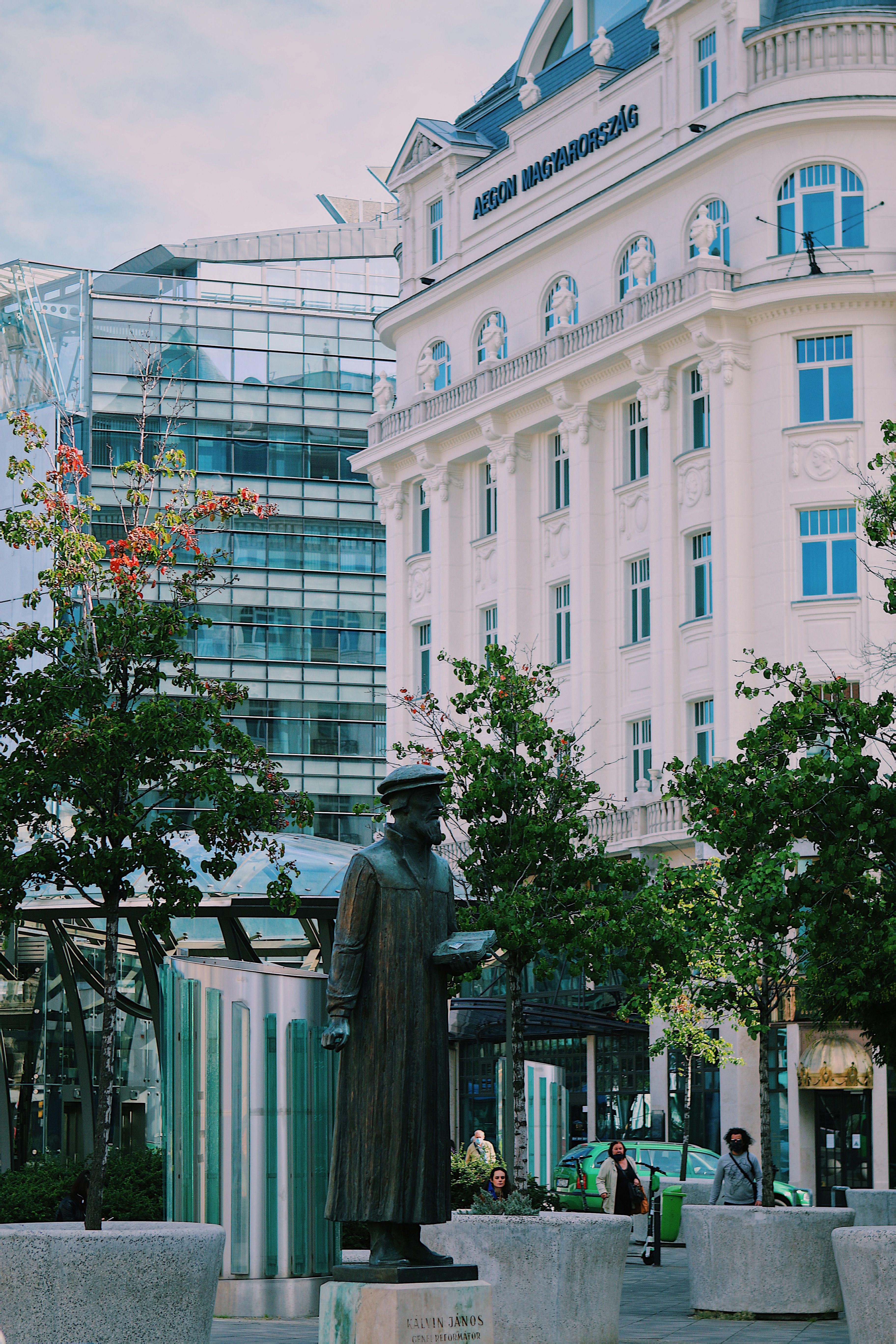 Statue of Man in Front of White Building · Free Stock Photo
