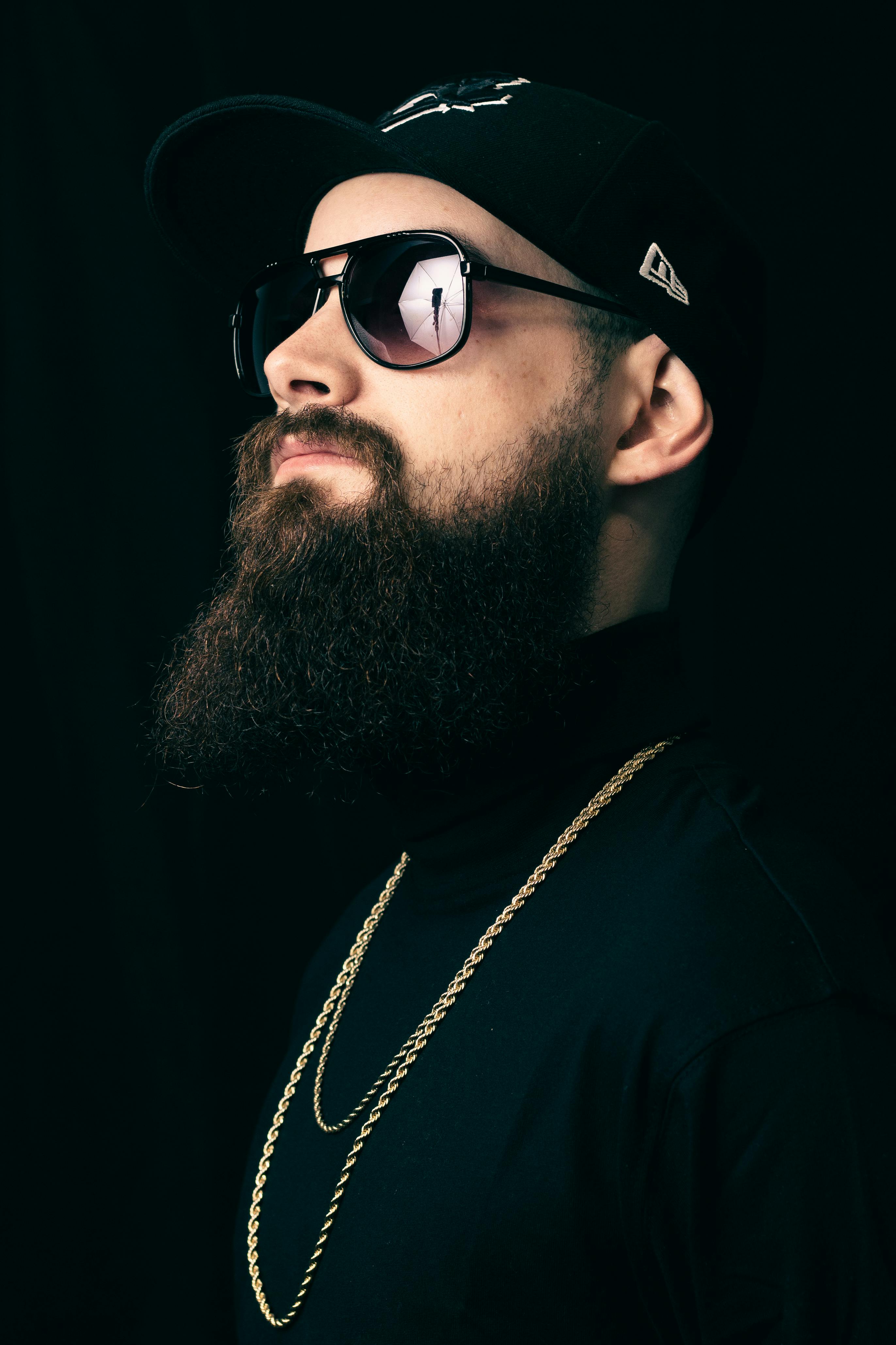 Stylish rapper in black cap and sunglasses · Free Stock Photo