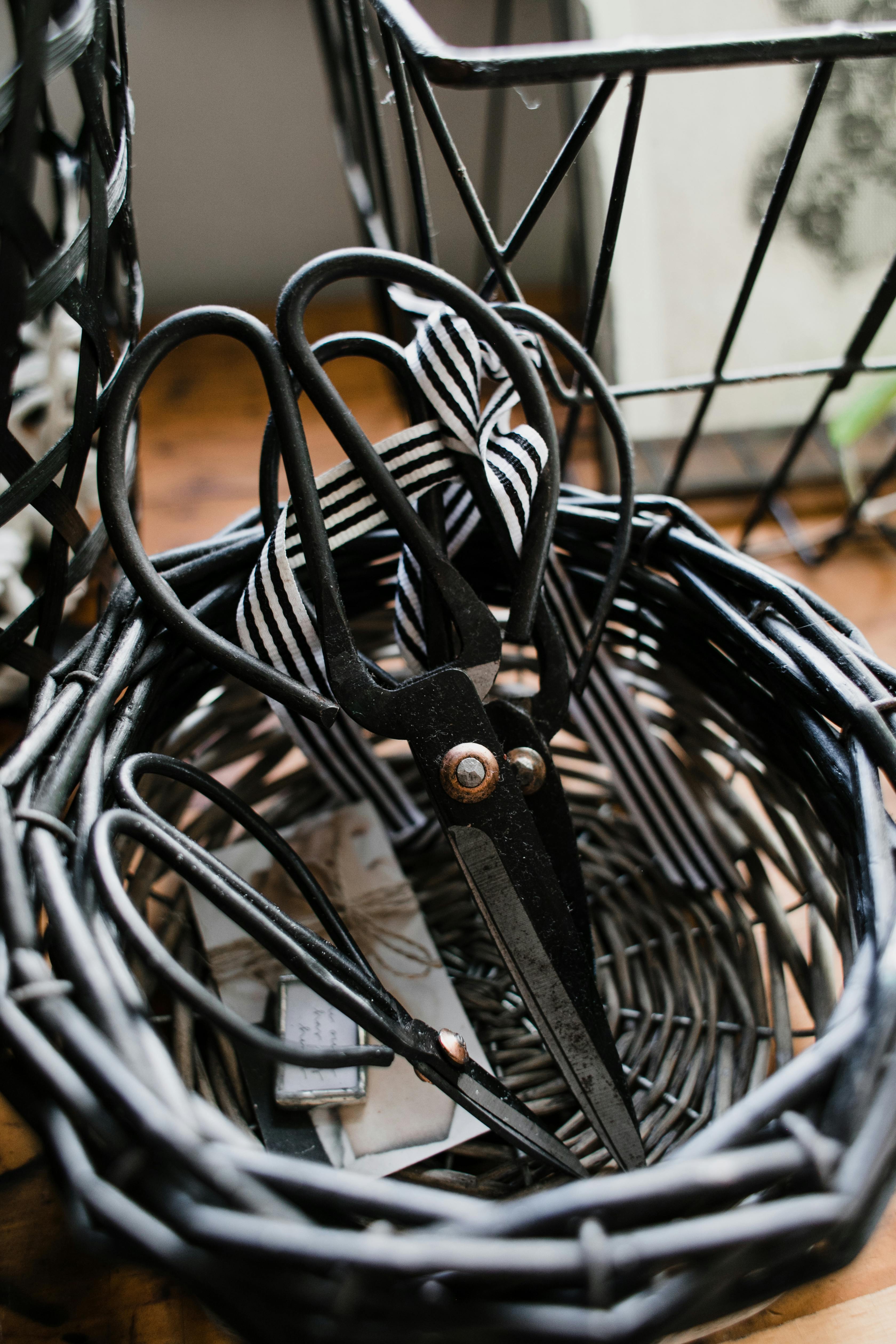 Black scissors · Free Stock Photo