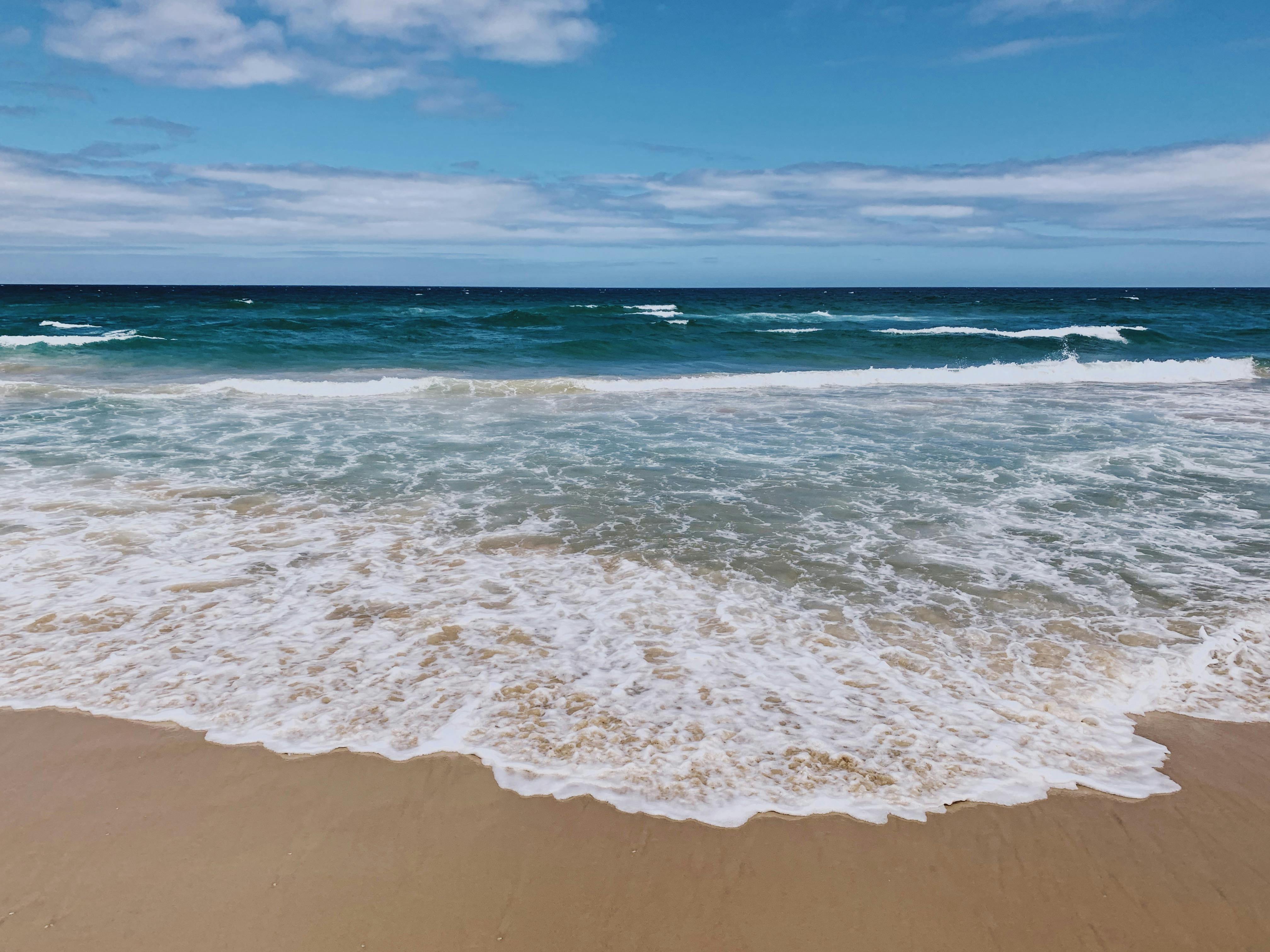Waves on Shore · Free Stock Photo