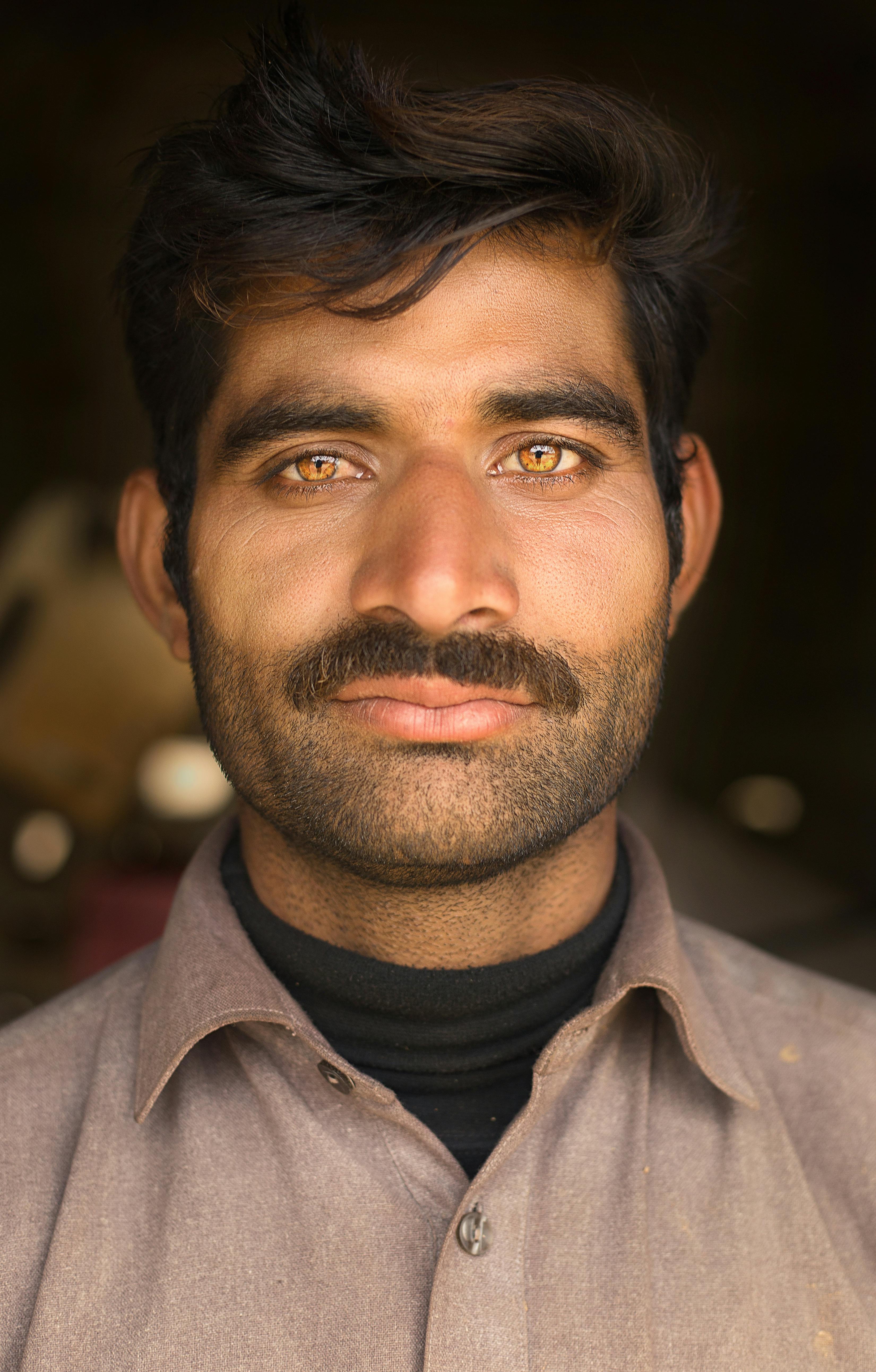 Positive bearded young Indian guy in turban · Free Stock Photo