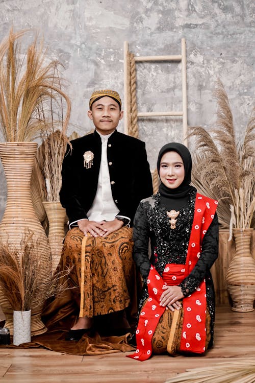 Pria Jas Hitam Di Samping Wanita Berbaju Bunga Merah Putih · Foto Stok ... Pria Jas Hitam Di Samping Wanita Berbaju Bunga Merah Putih · Foto Stok ...