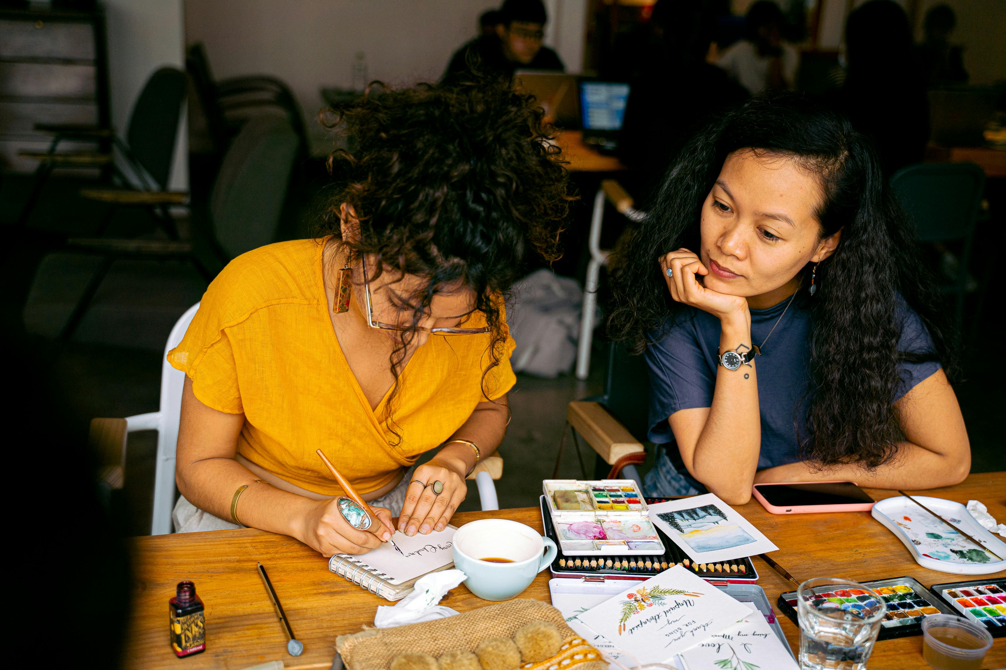 Group Of People At A Workshop Photos, Download The BEST Free Group Of ...