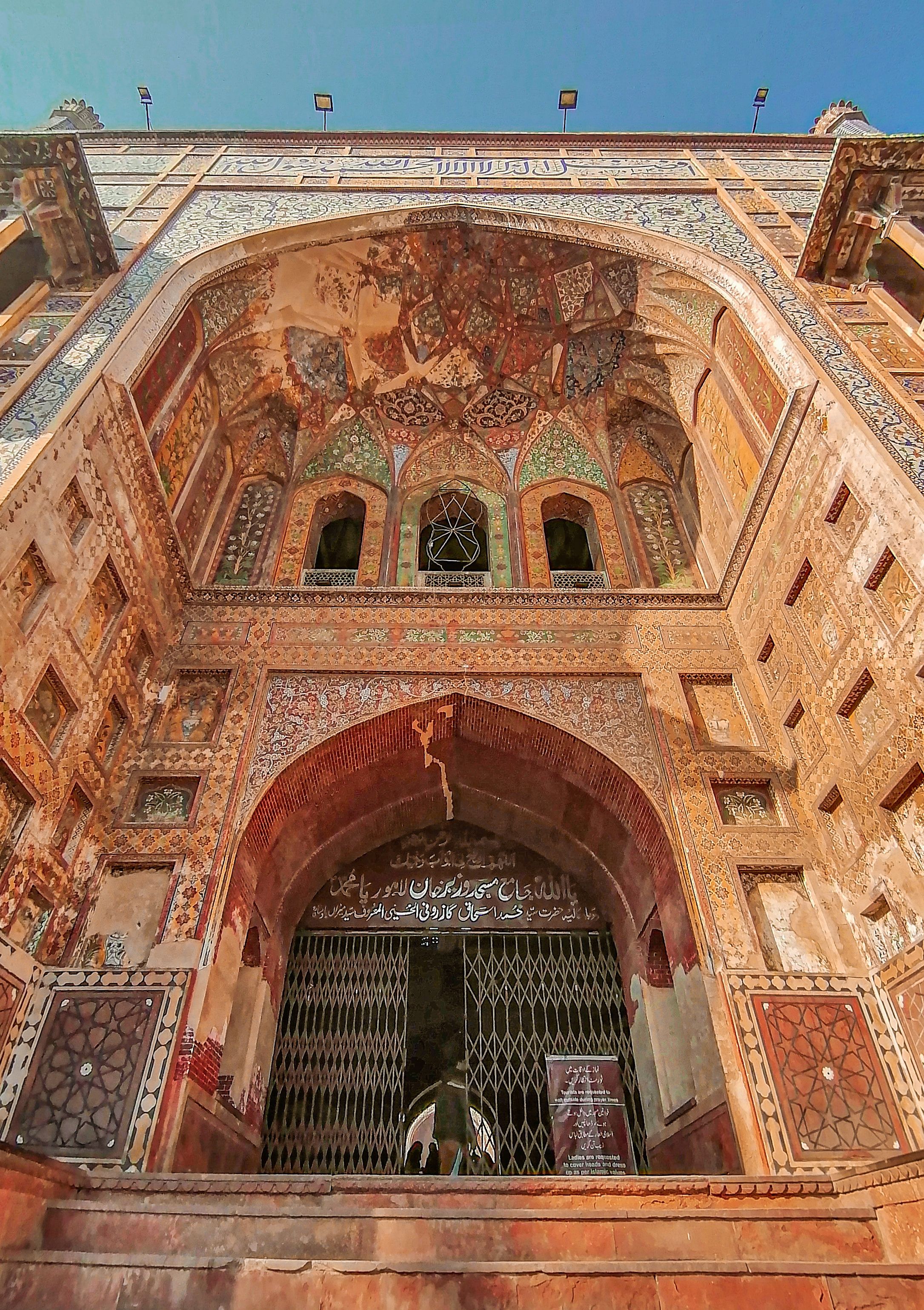 Statues in Entrance to Building · Free Stock Photo