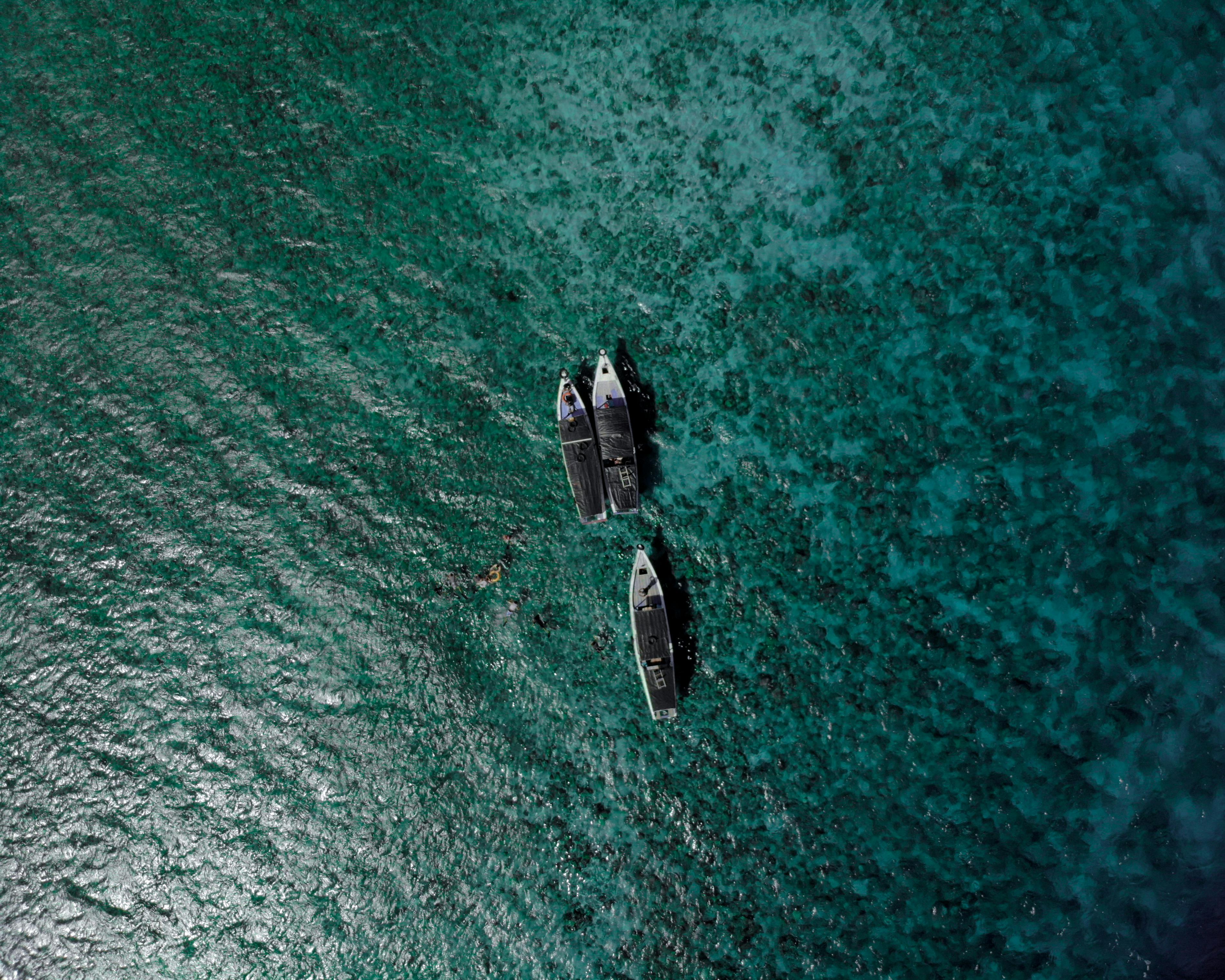 Ships floating over ocean surface · Free Stock Photo