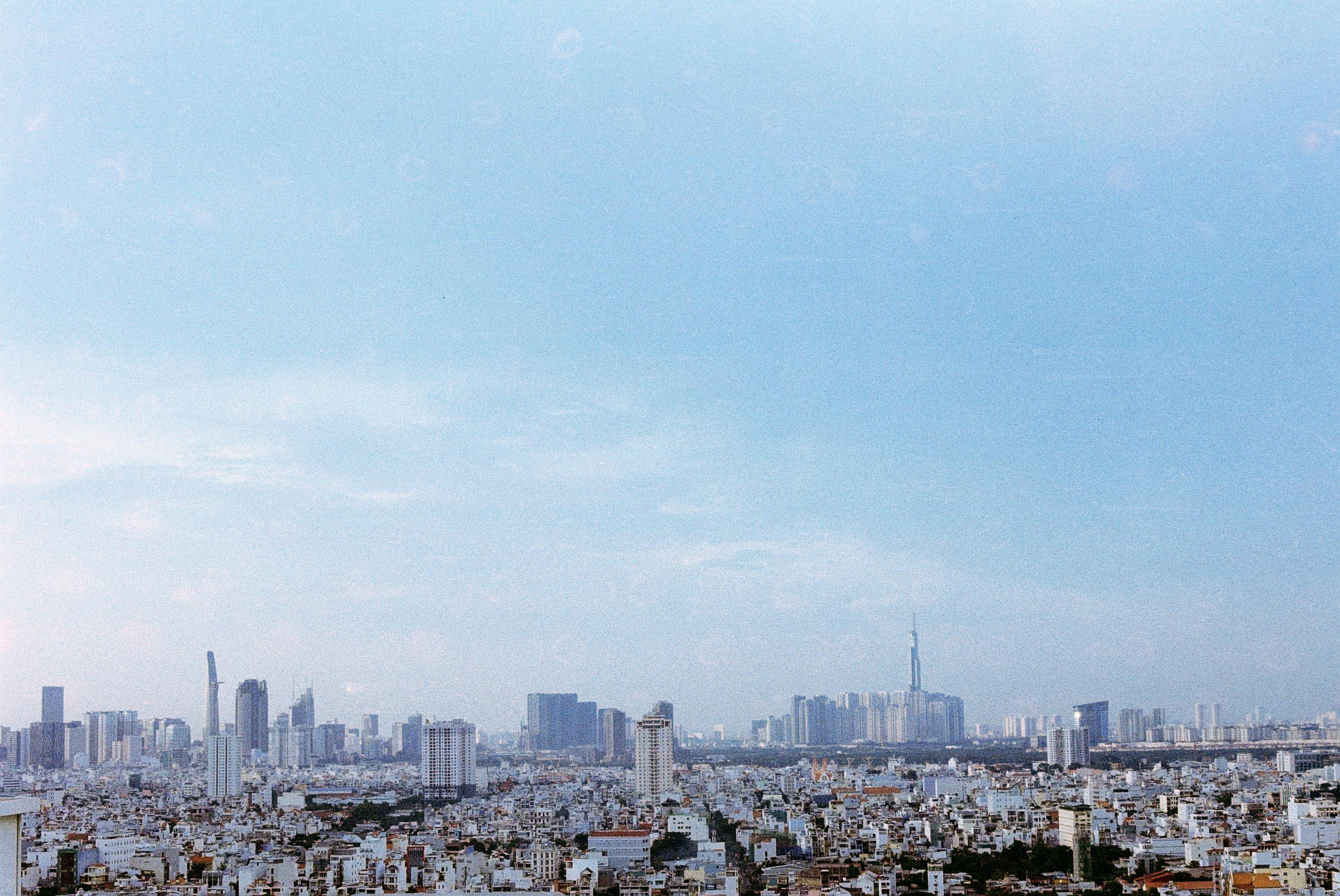 Clear Sky over City · Free Stock Photo