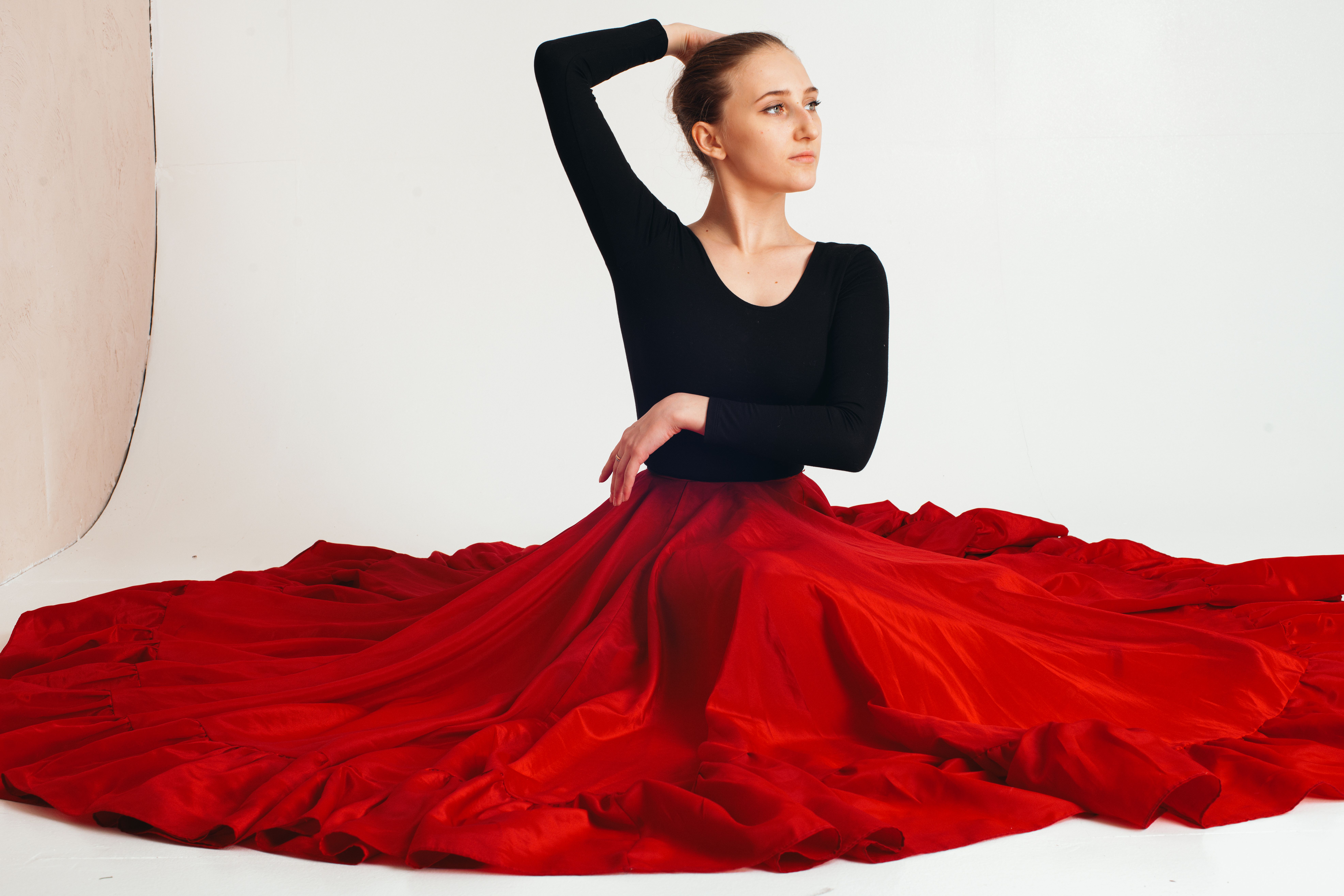 Ballet Dancer in a Dance Pose Sitting on the Floor · Free Stock Photo
