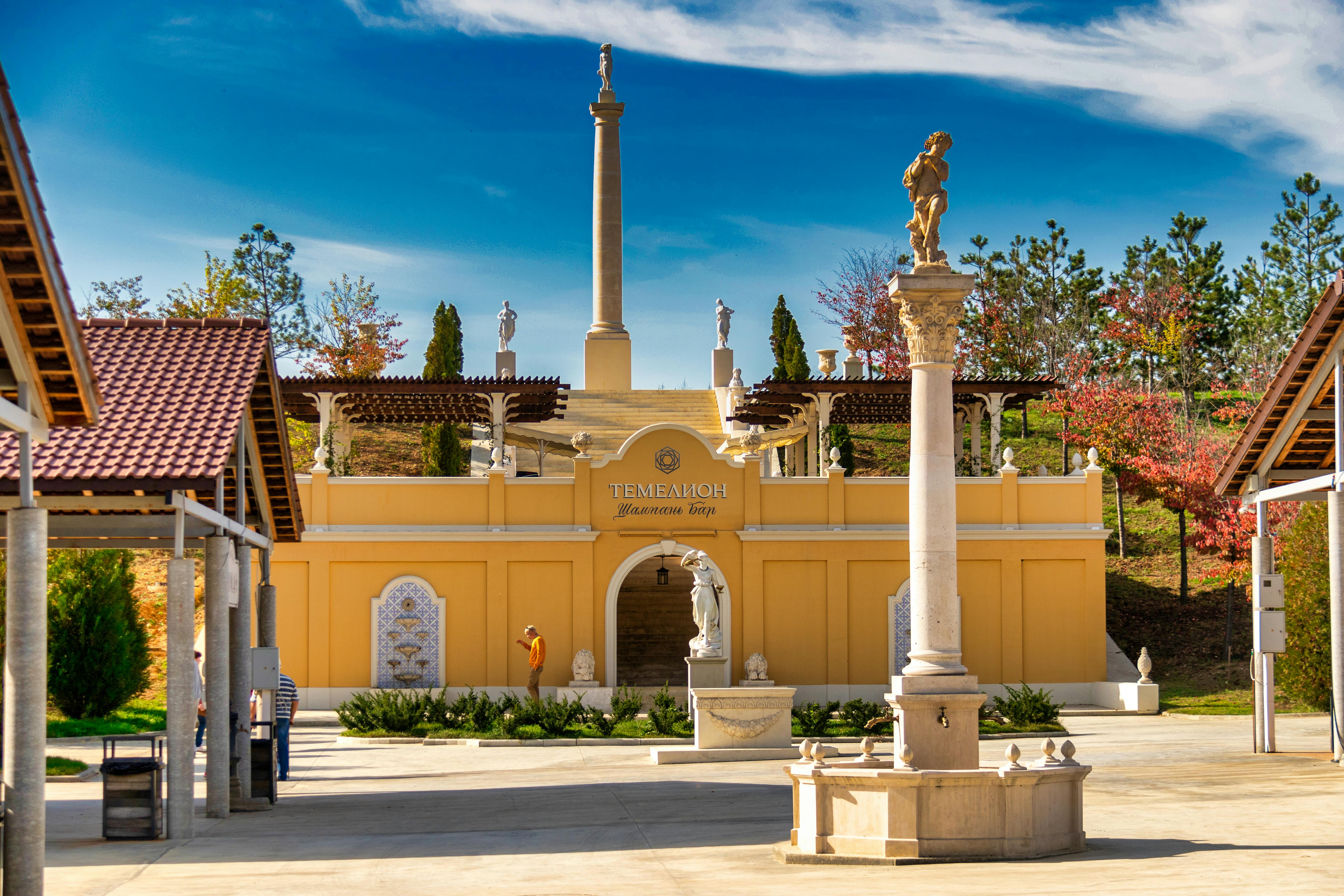 Column with Statue in Ancient Town Square · Free Stock Photo