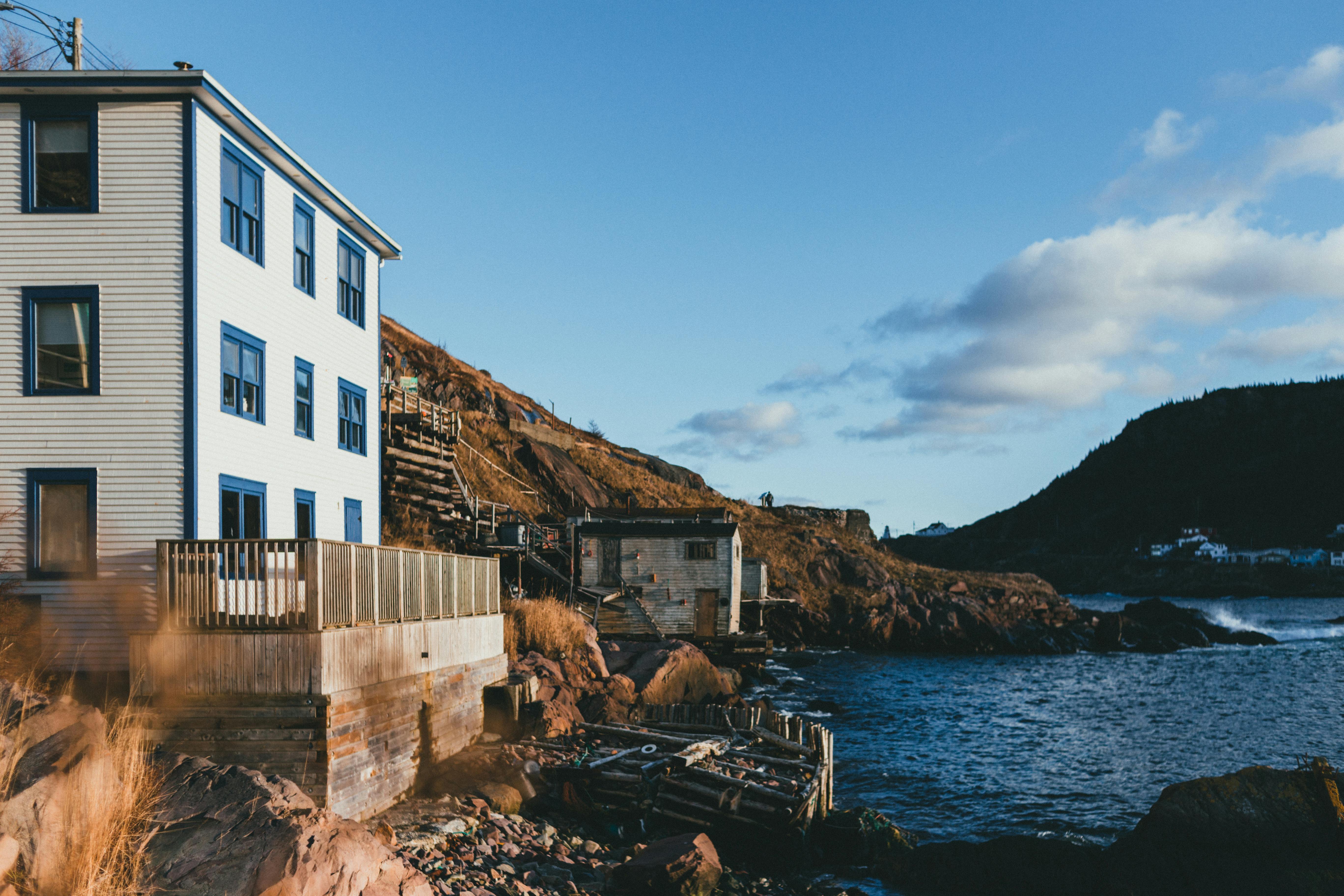 Waterfront Houses Overlooking the Sea · Free Stock Photo