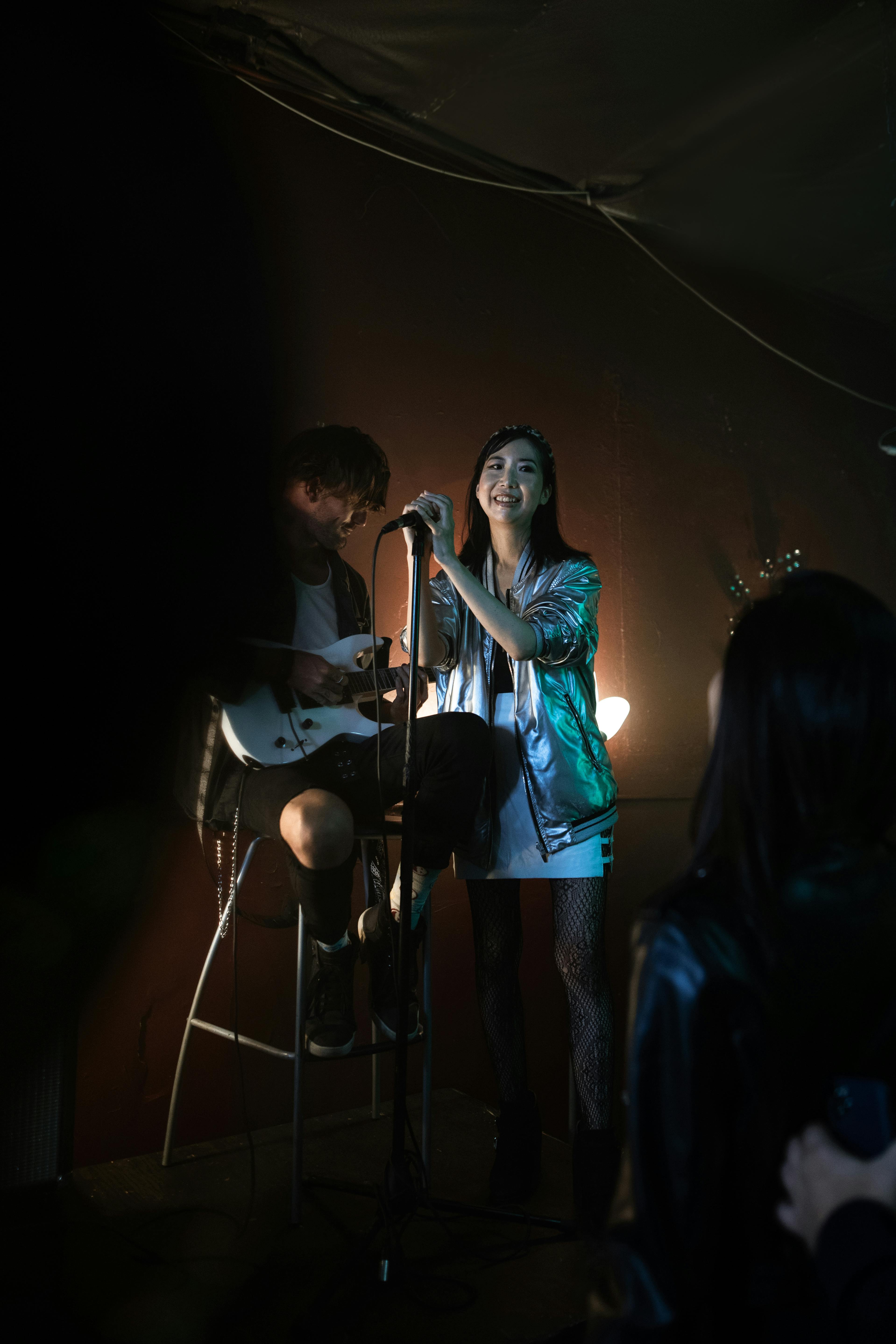 Bar Singer Photos, Download The BEST Free Bar Singer Stock Photos & HD ...