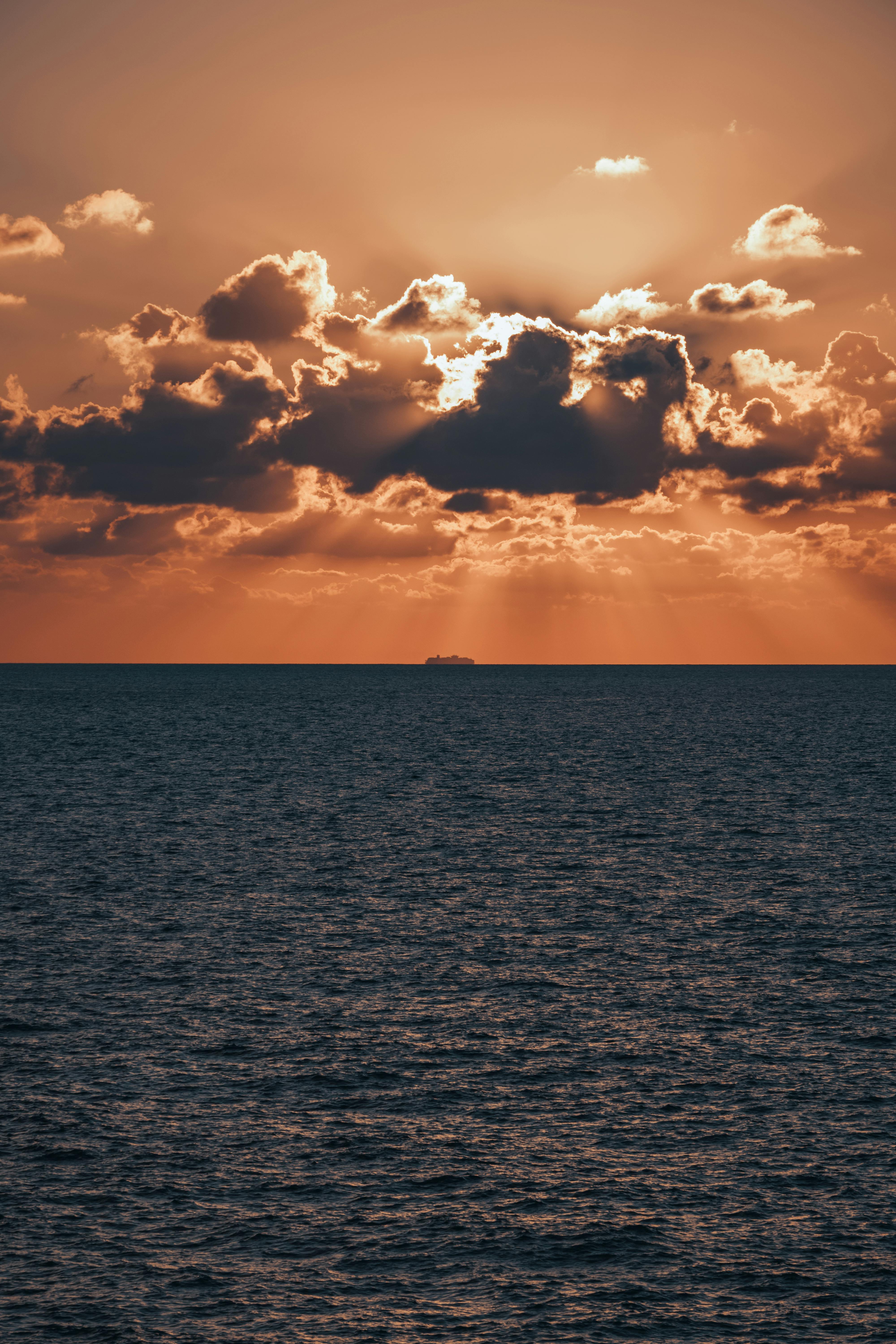 Ocean View During Sunset · Free Stock Photo