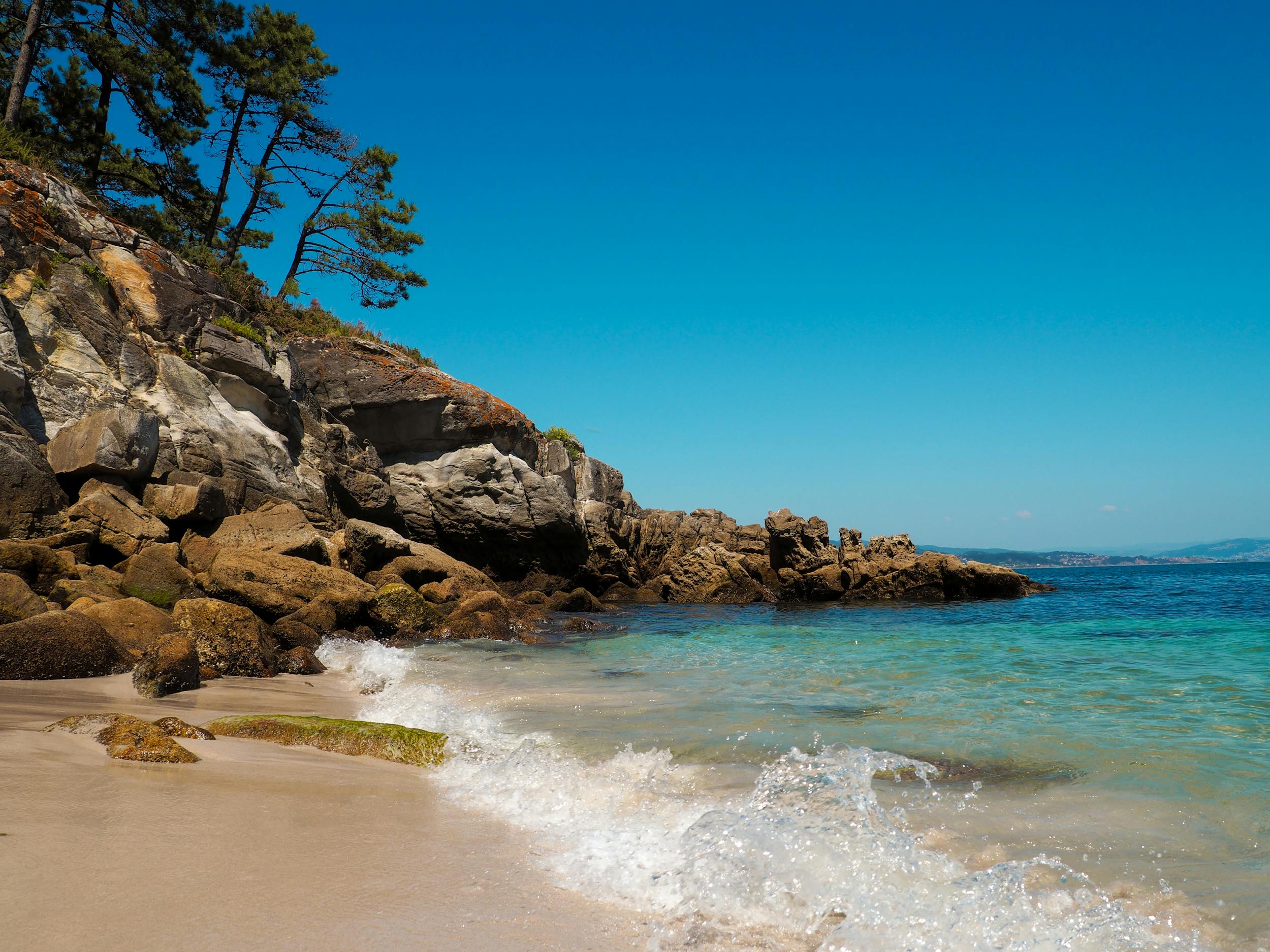 Brown Rock Formation Near the Ocean · Free Stock Photo
