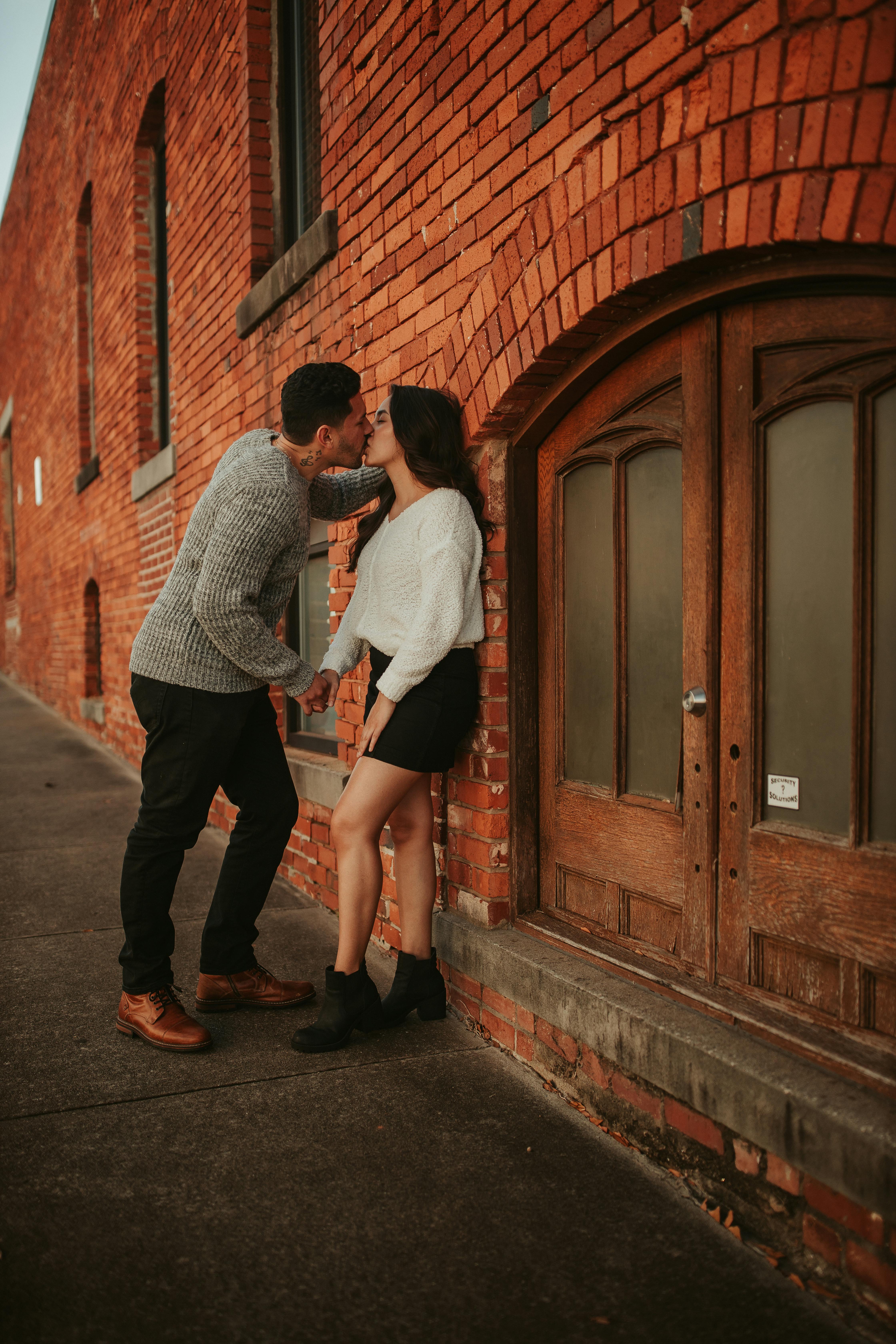 Crop couple holding hands in nature · Free Stock Photo
