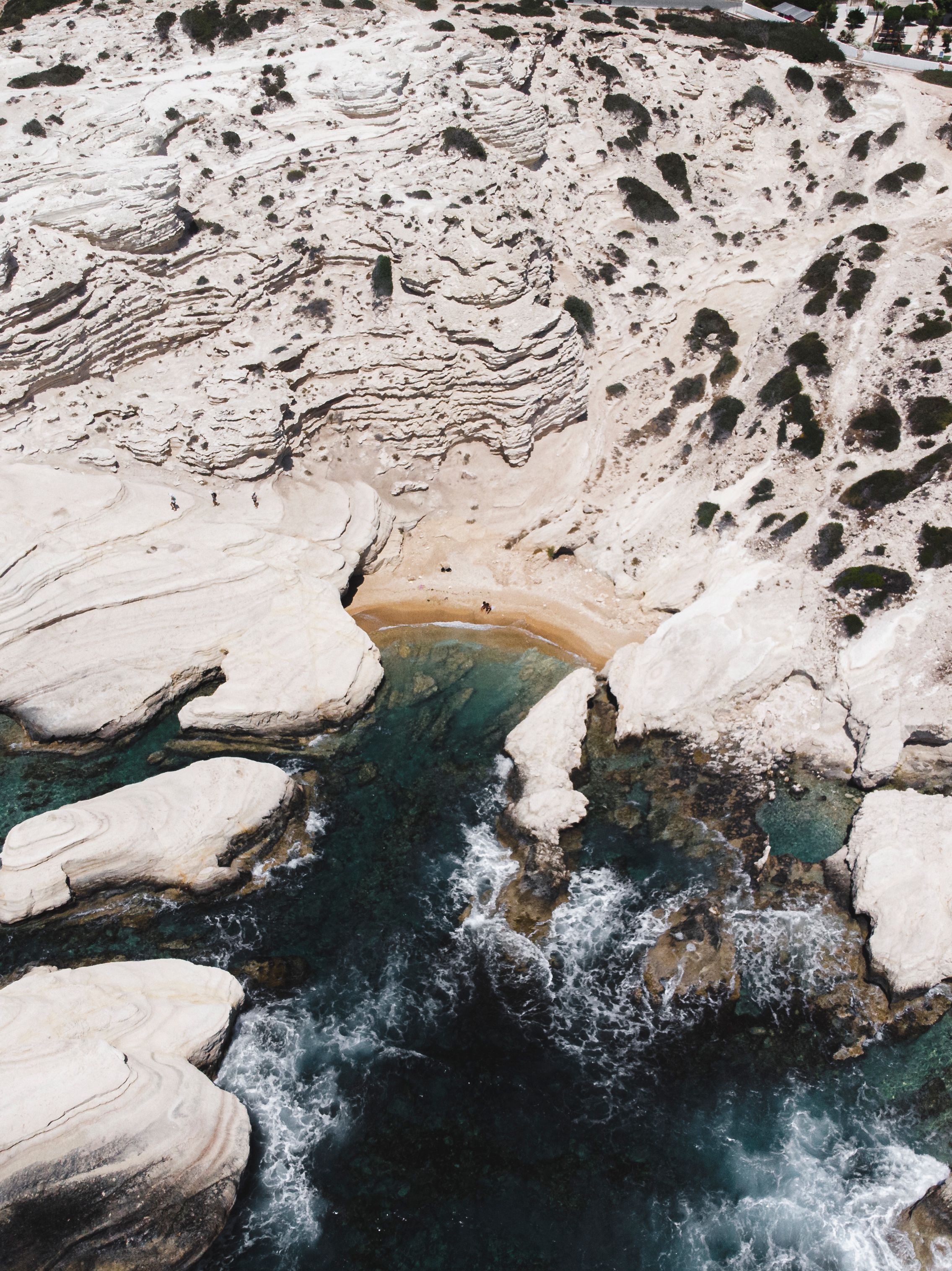 White Rock Formation on the Shore · Free Stock Photo
