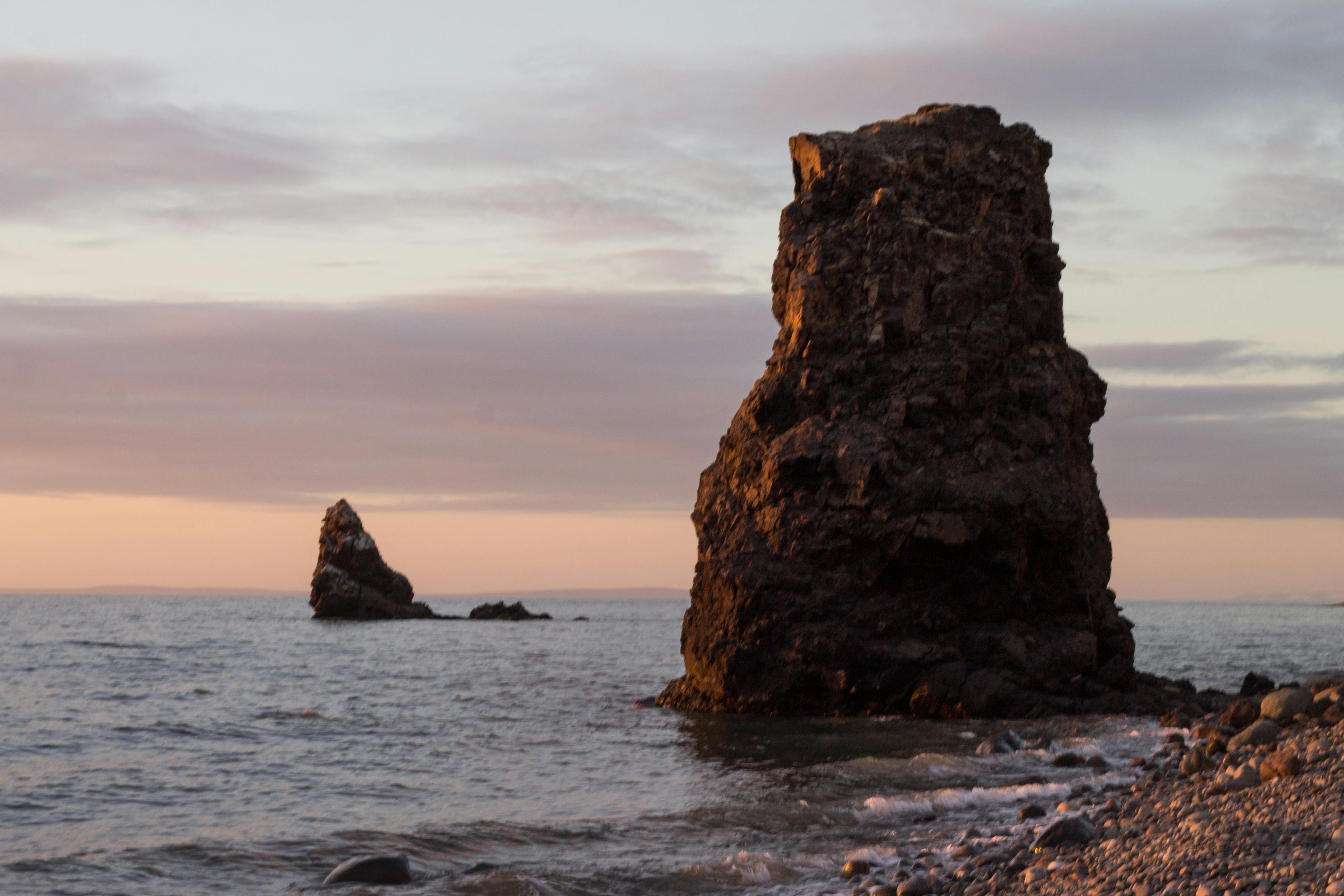 Rocky formations in endless rippling sea · Free Stock Photo